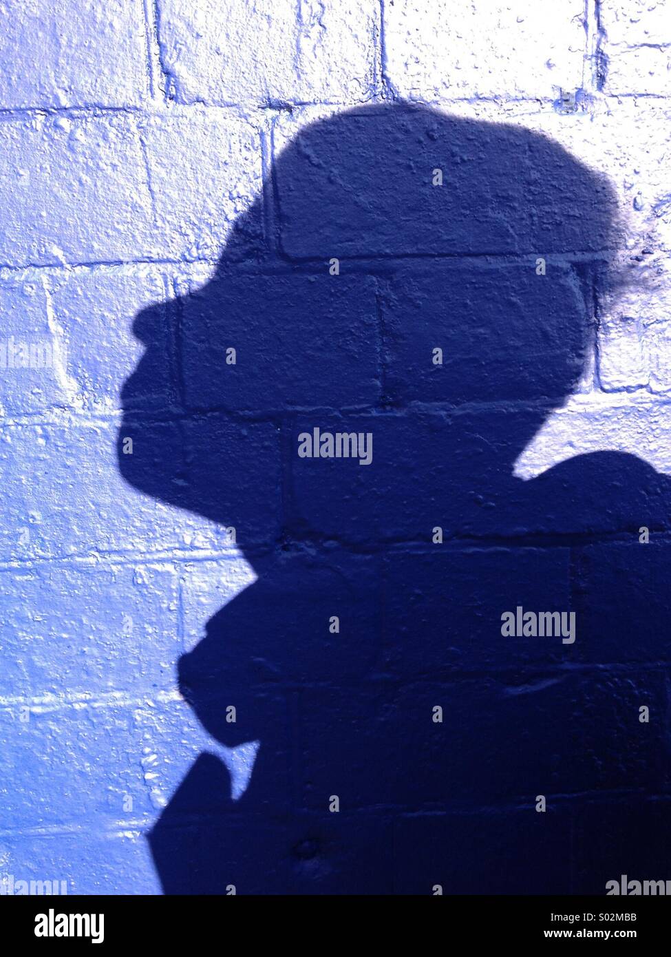 Shadow wall boy hi-res stock photography and images - Alamy