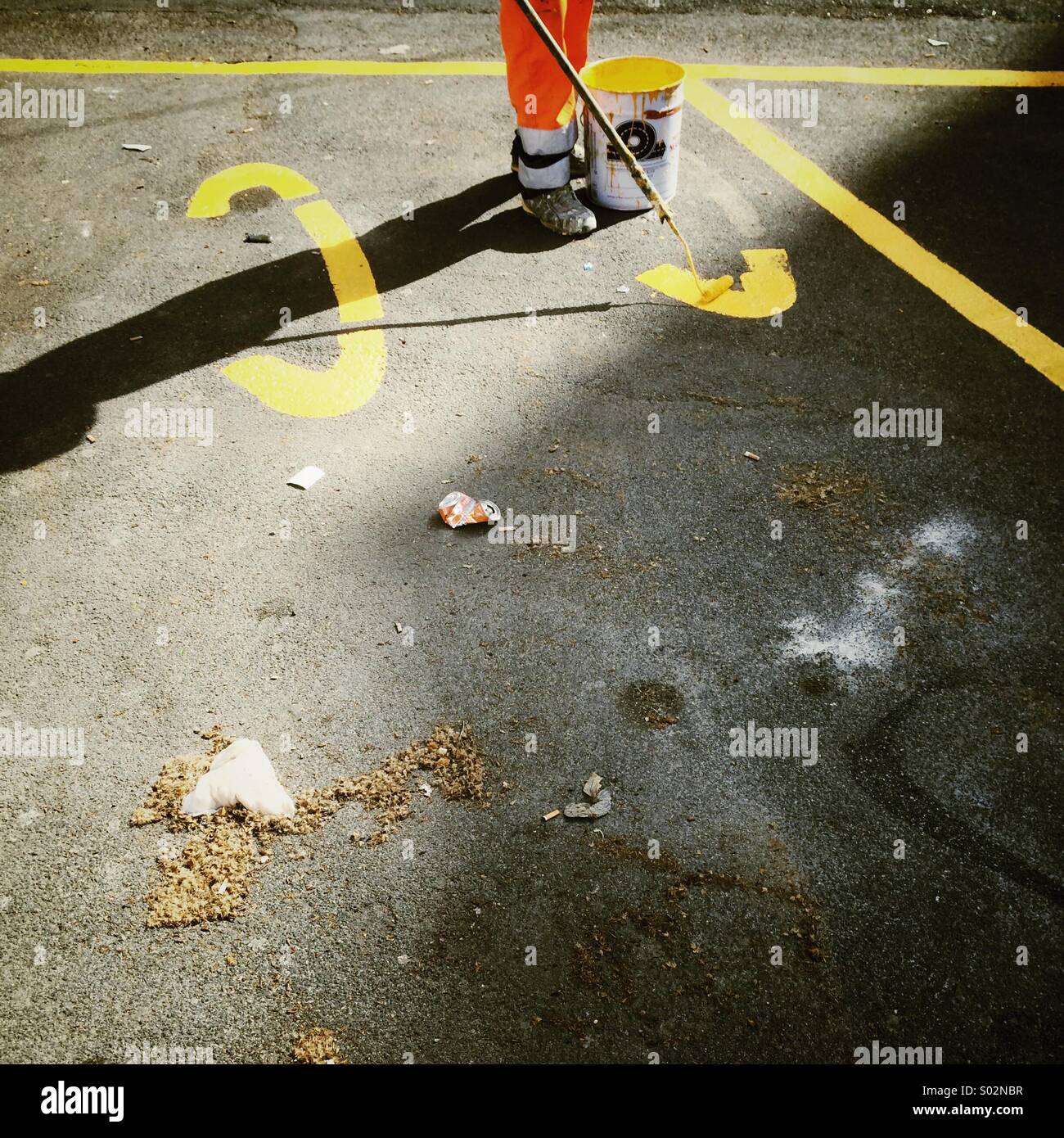 Yellow signs hi-res stock photography and images - Alamy