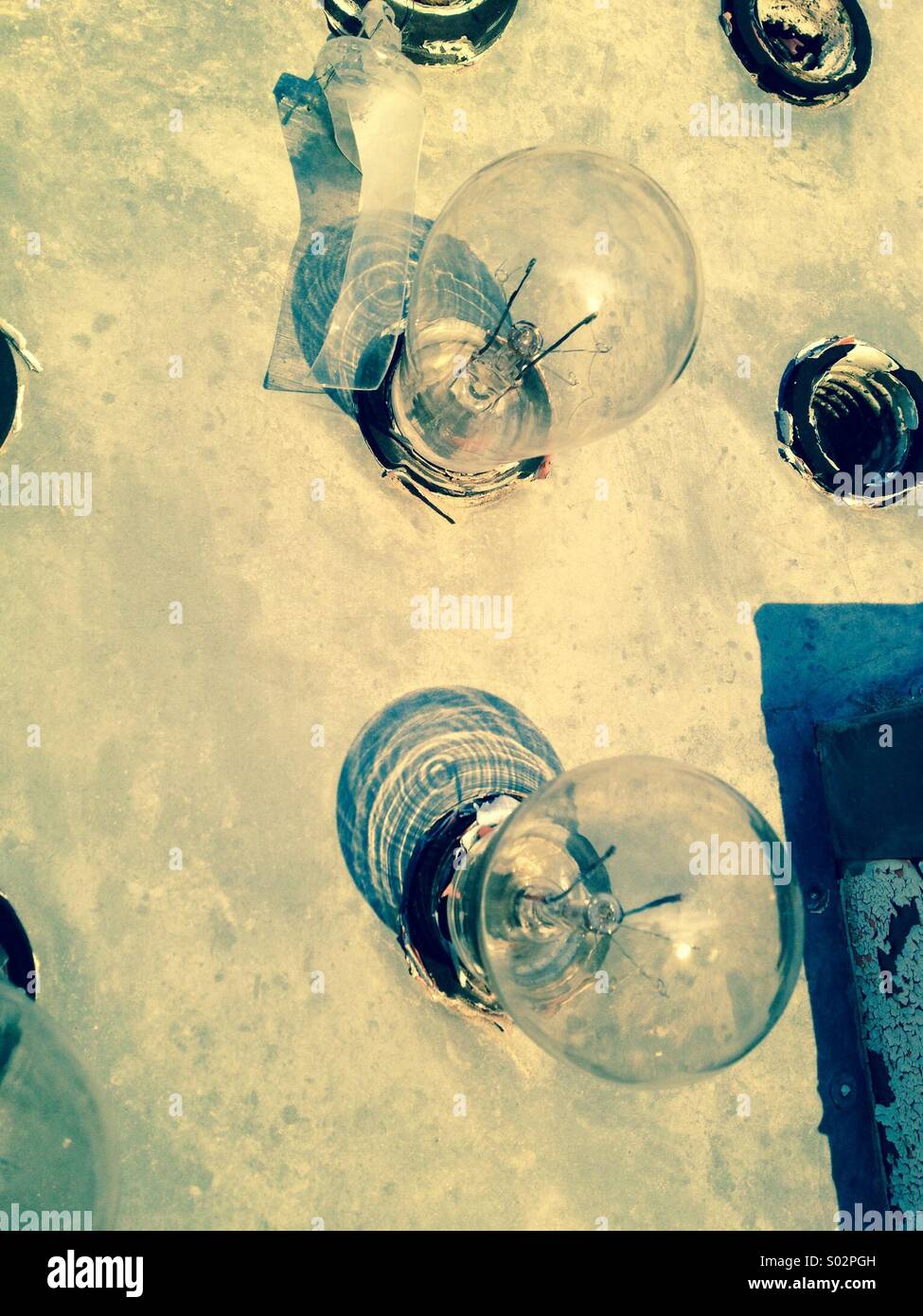 Broken light bulbs hi-res stock photography and images - Alamy