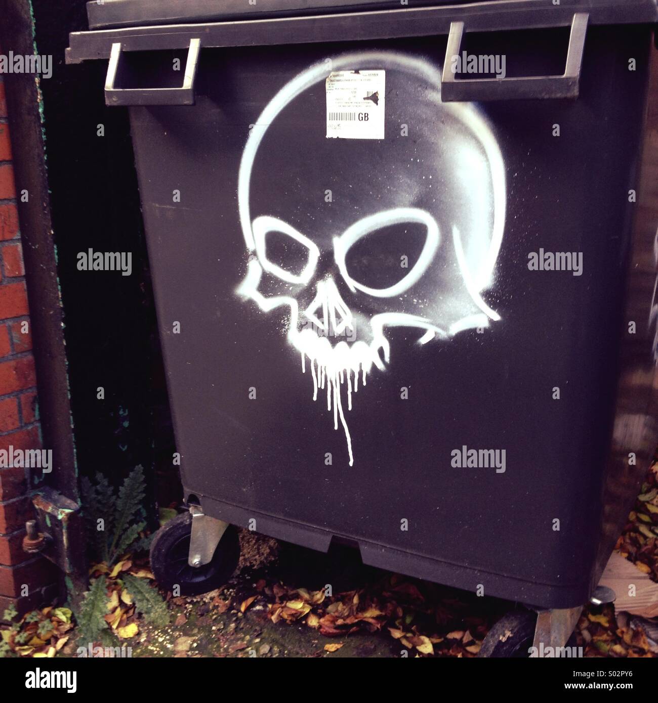 Graffiti bin hi-res stock photography and images - Alamy