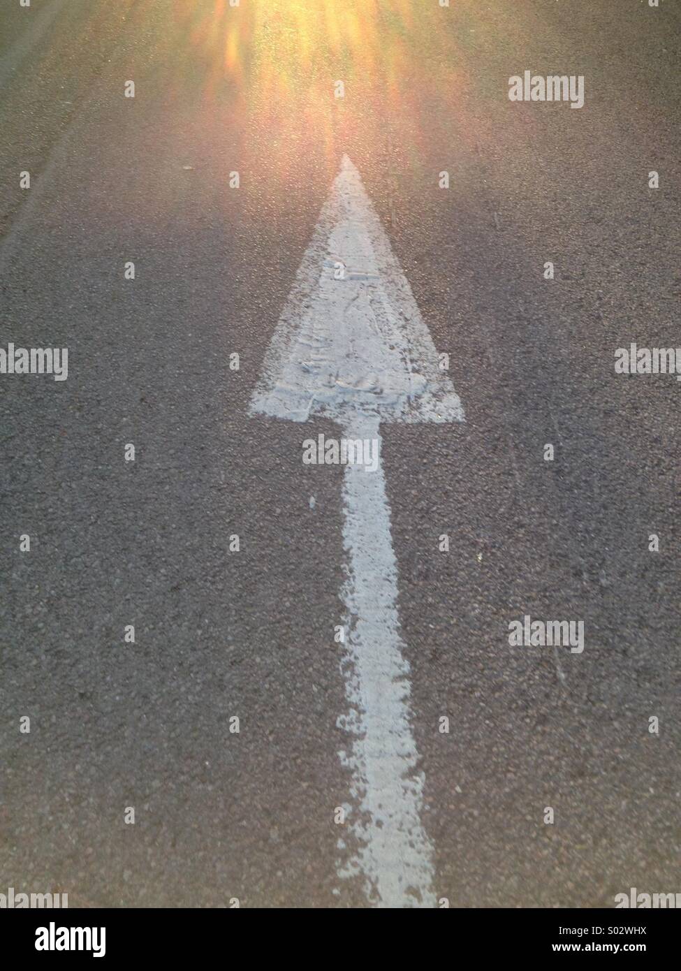 Road arrow sun hi-res stock photography and images - Alamy