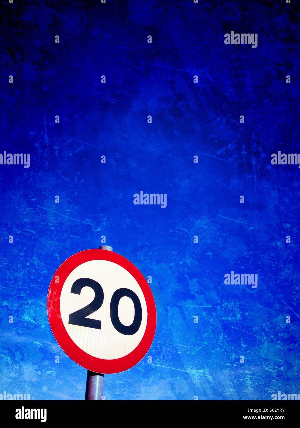 20 mph speed limit warning sign Stock Photo - Alamy