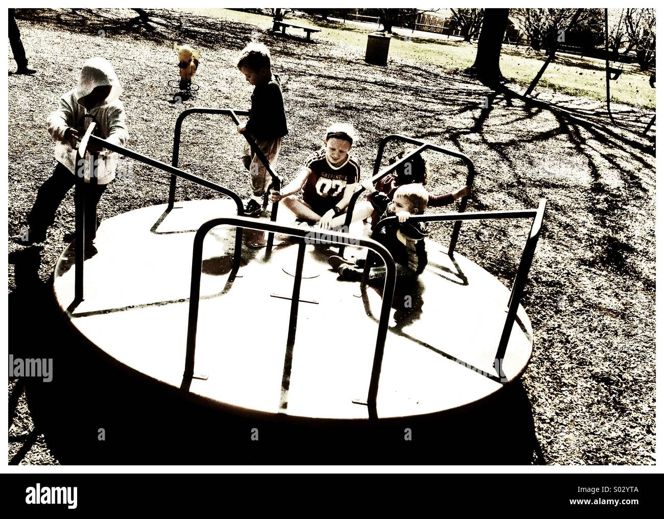 Children playing round hi-res stock photography and images - Alamy