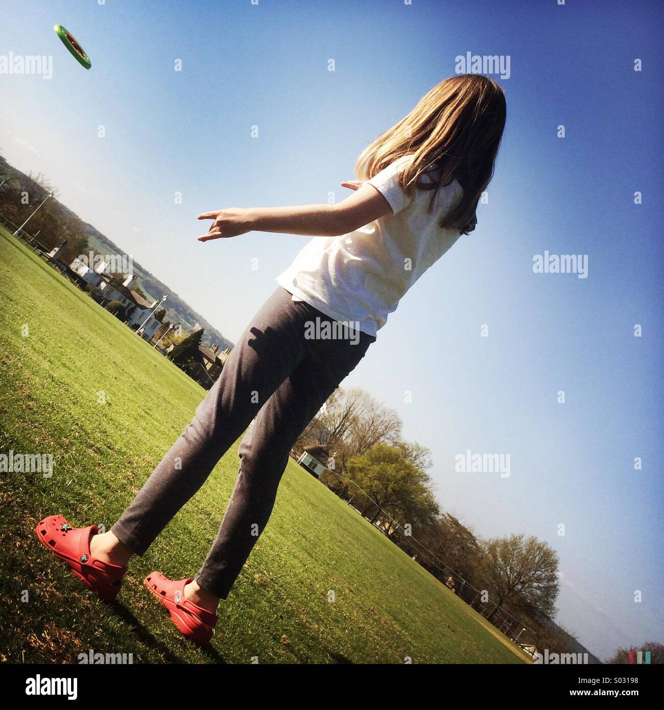 Girl and frisbee hi-res stock photography and images - Alamy