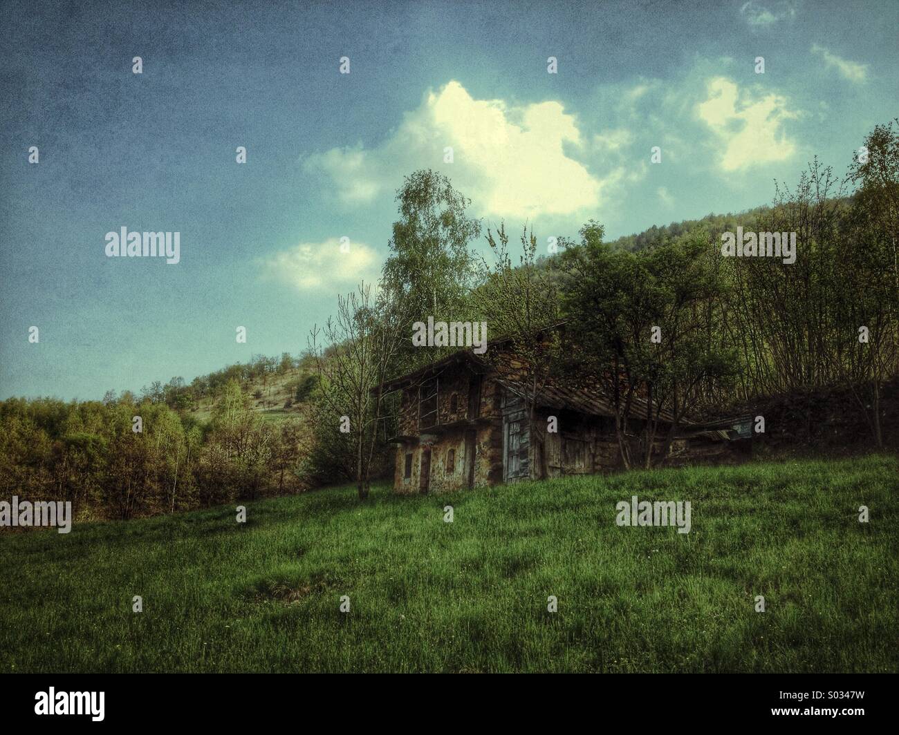 An isolated house hi-res stock photography and images - Alamy