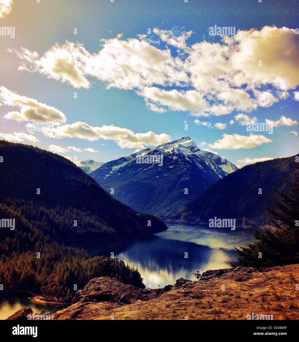 Mountain and lake scene hi-res stock photography and images - Alamy