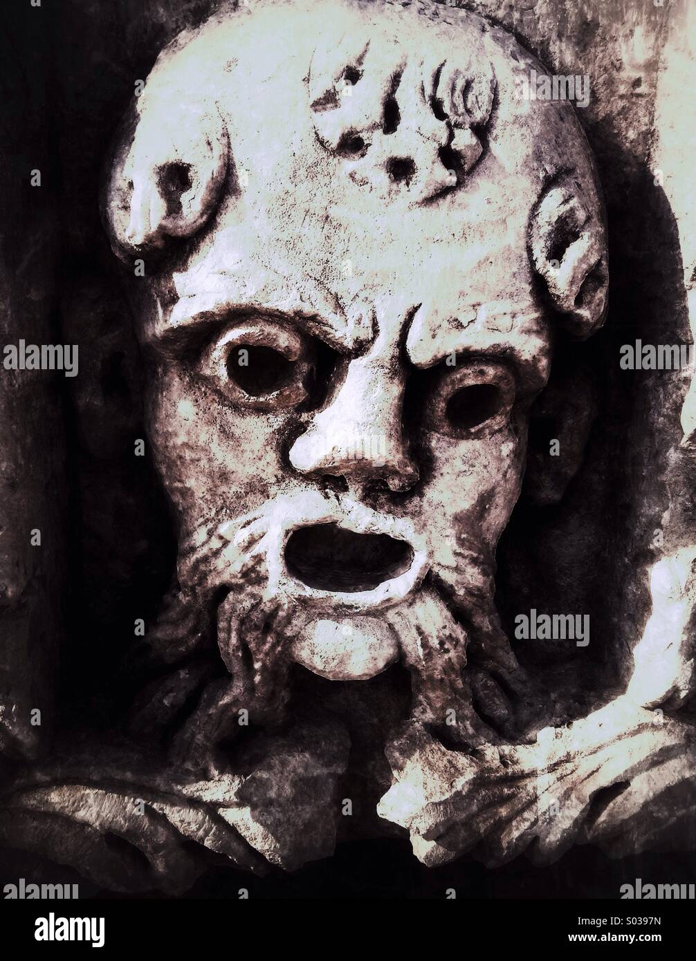 Gargoyle face stone carving hi-res stock photography and images - Alamy
