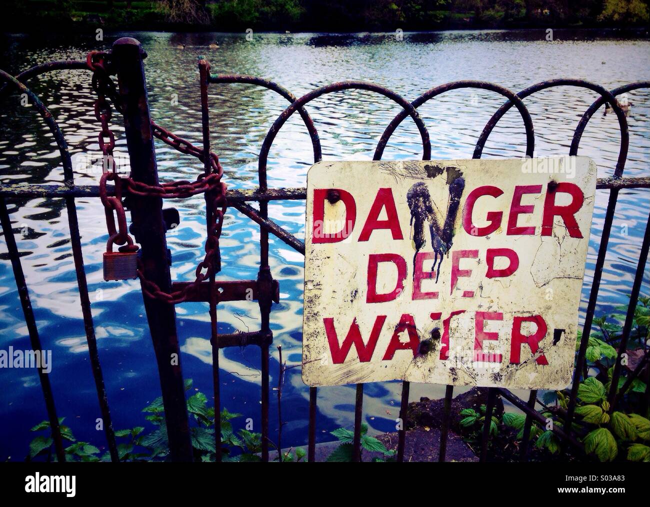 Danger Deep Water warning sign by lake Stock Photo - Alamy