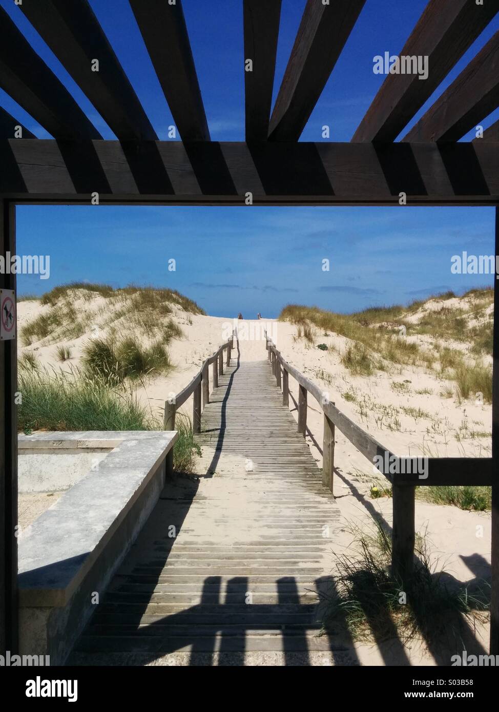 Beach access walkway Stock Photo - Alamy