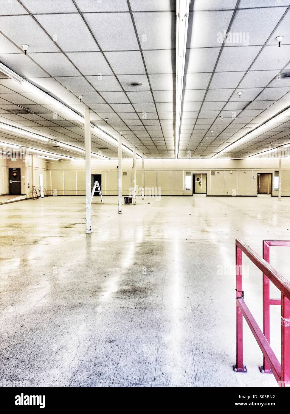 Empty store hi-res stock photography and images - Alamy