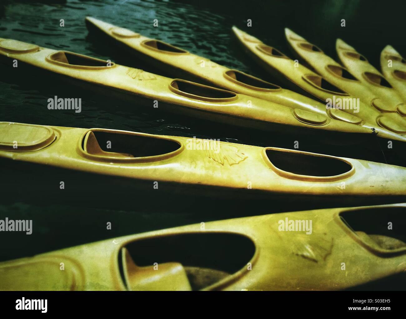 Group of kayaks hi-res stock photography and images - Alamy