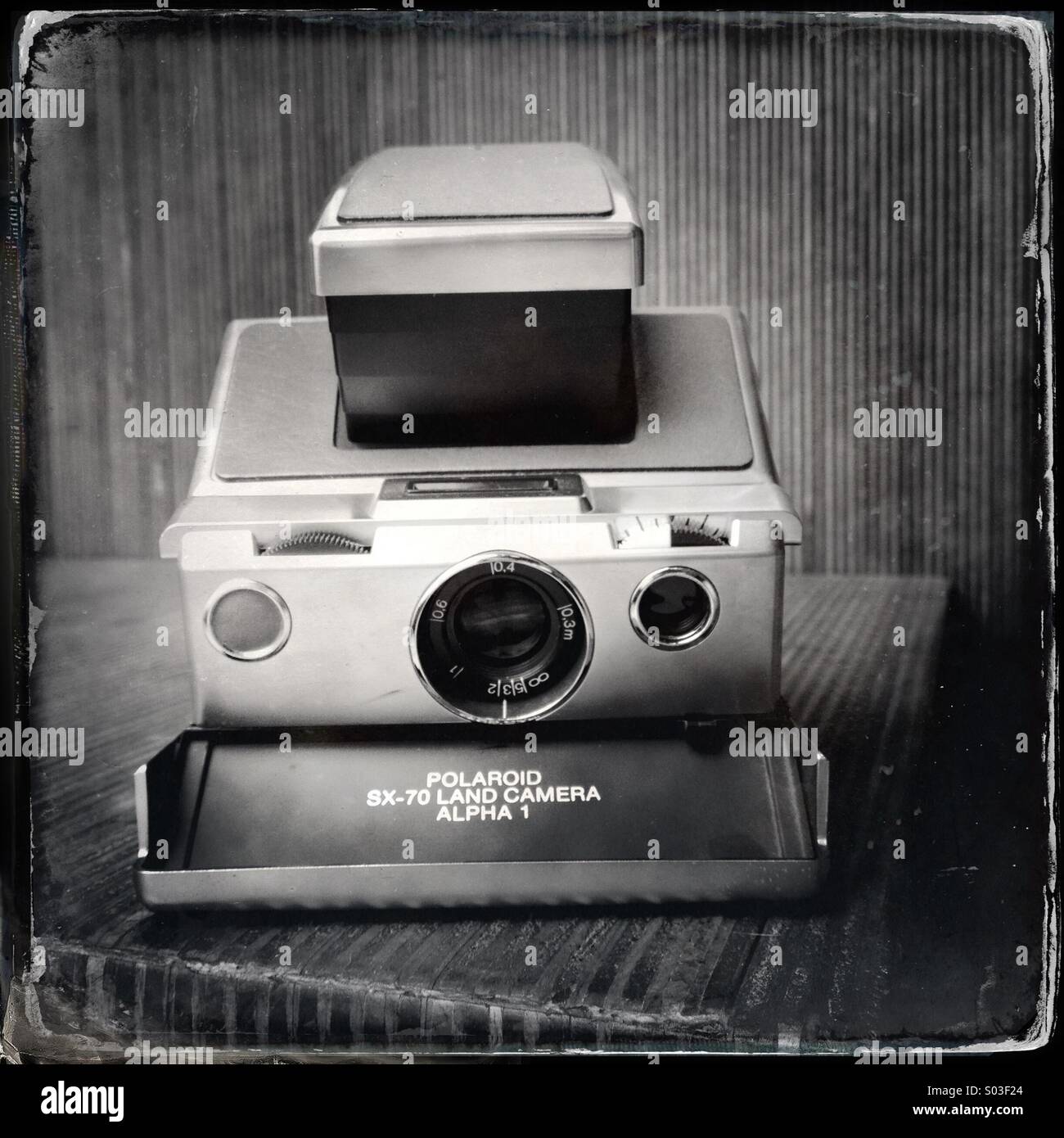 Old vintage instant camera Polaroid SX 70 Stock Photo - Alamy