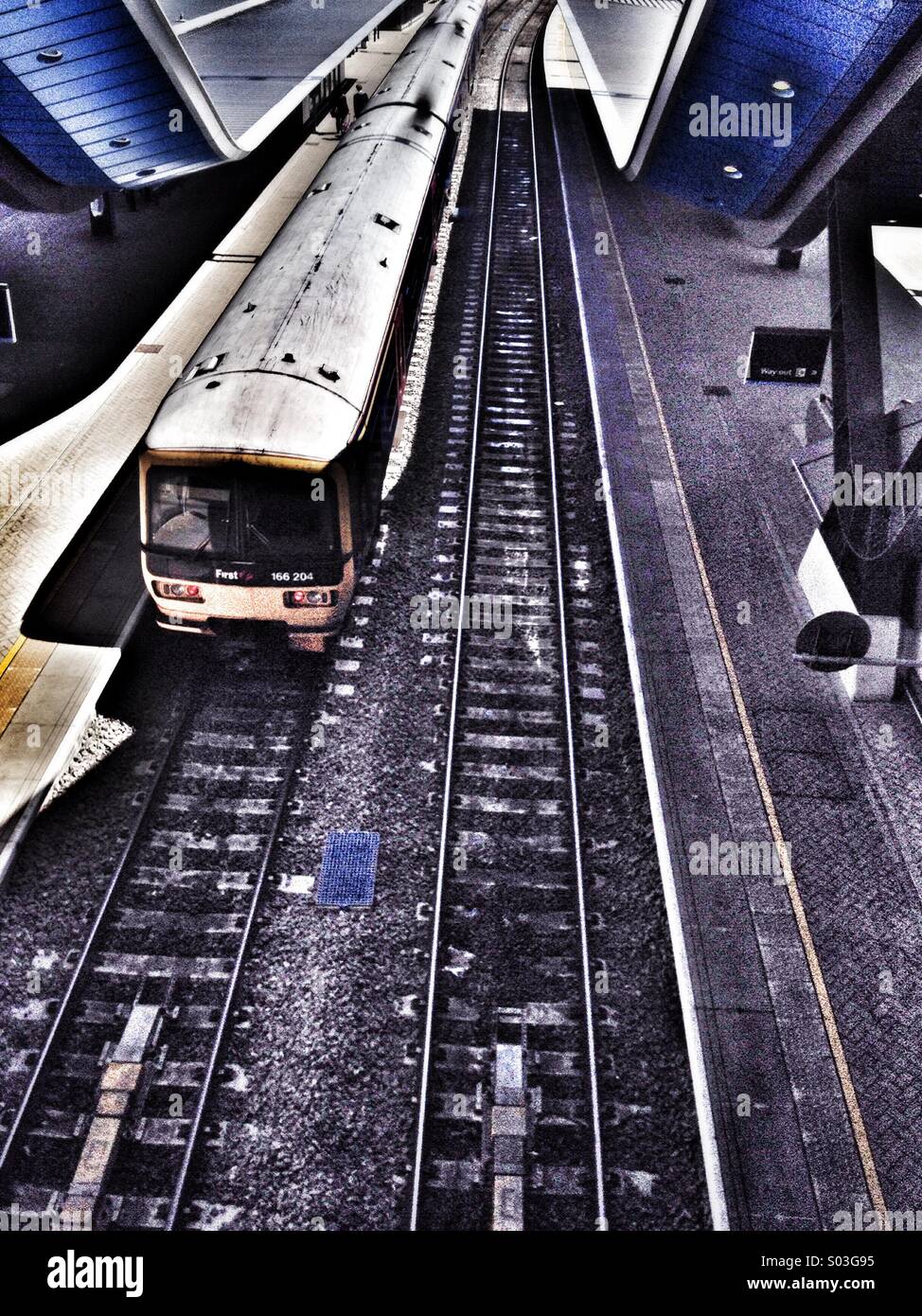 Train waiting at a platform at Reading railway station, UK Stock Photo ...