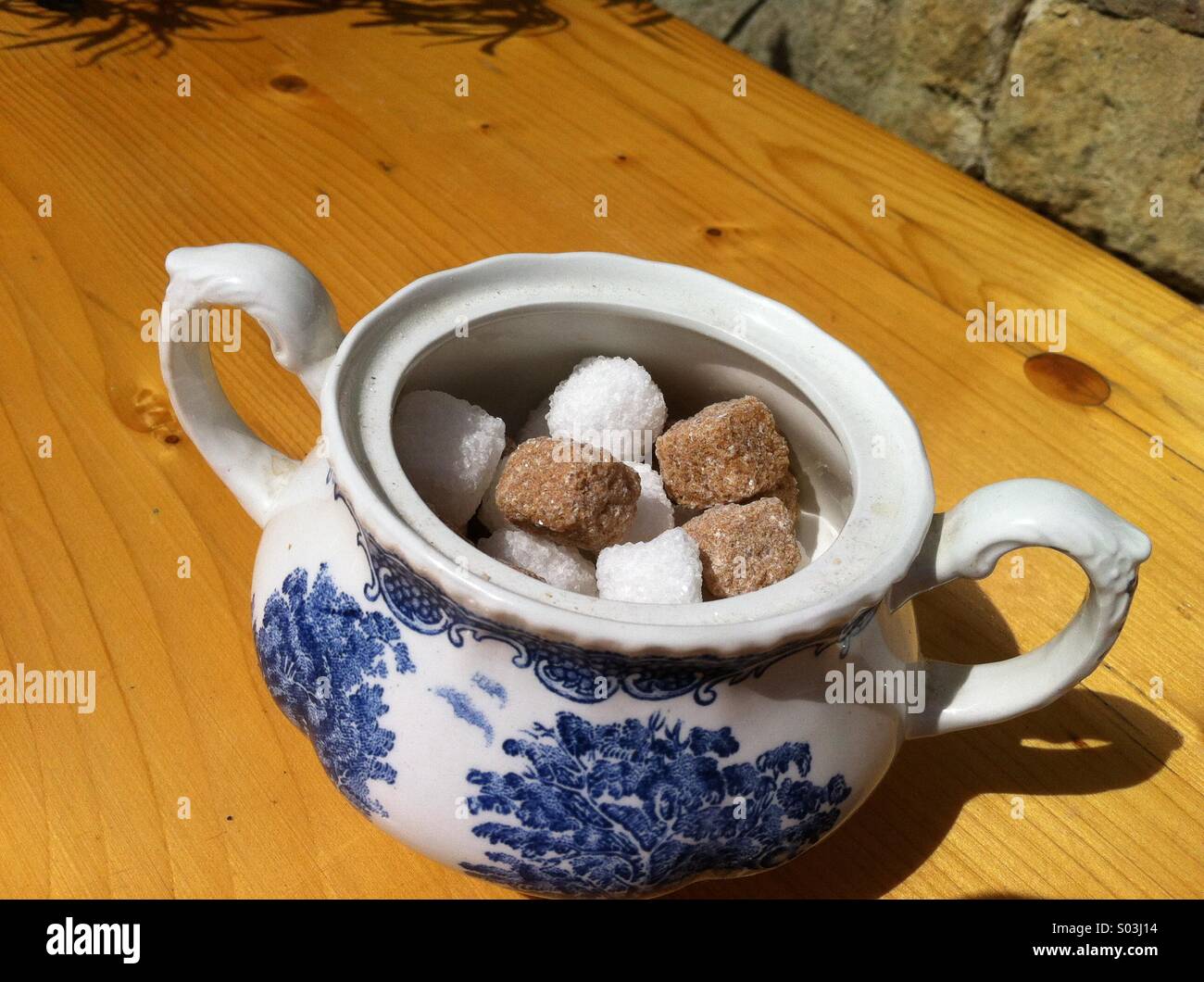 Cubes of sugar hi-res stock photography and images - Alamy