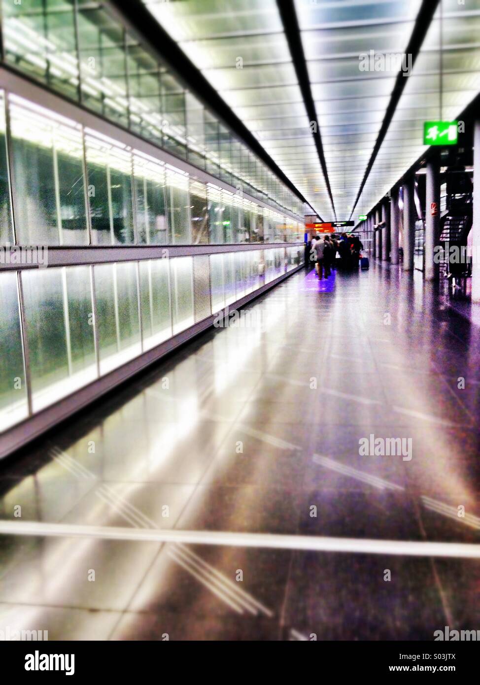 Airport arrivals hi-res stock photography and images - Alamy