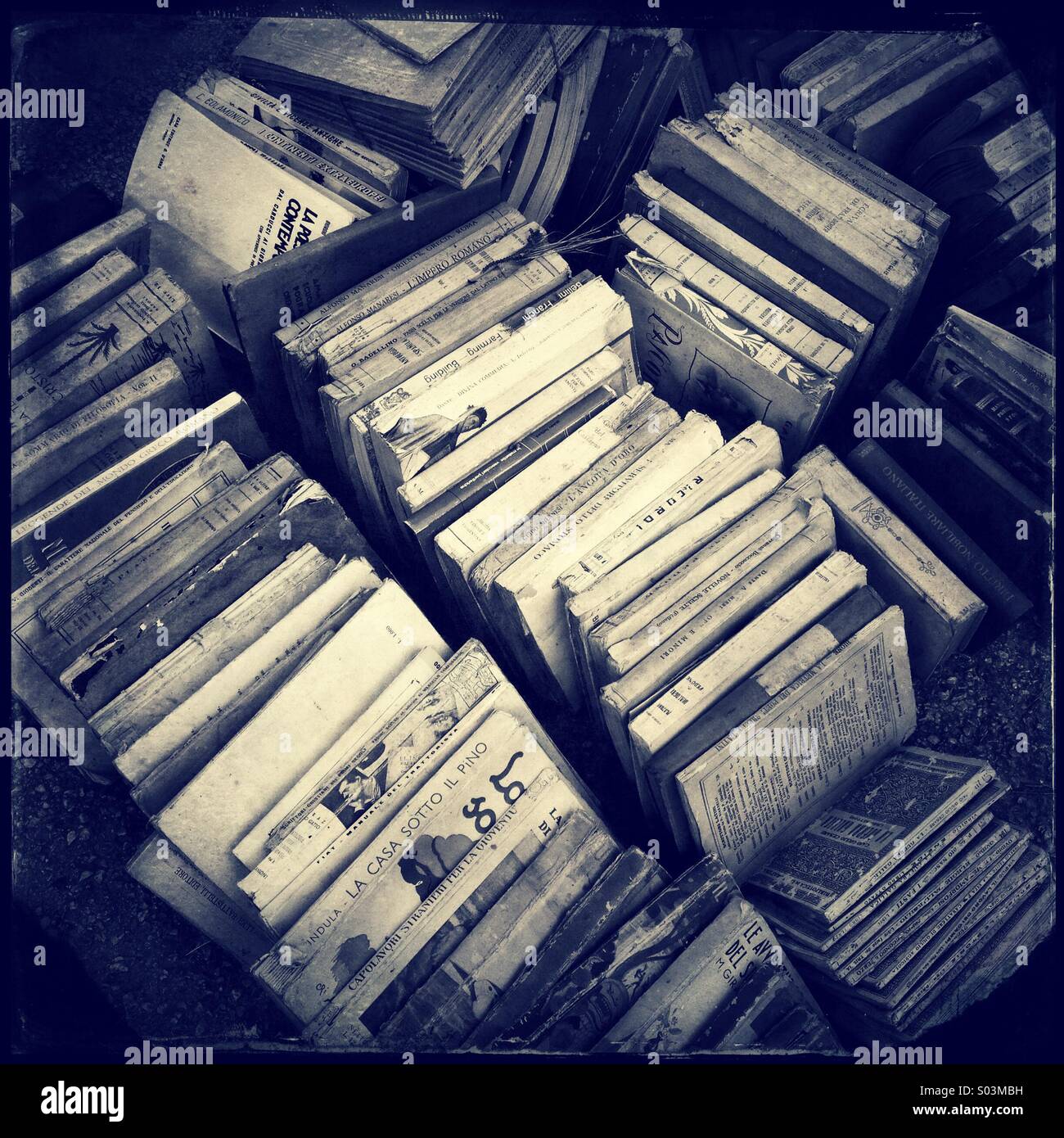 Old books market hi-res stock photography and images - Alamy