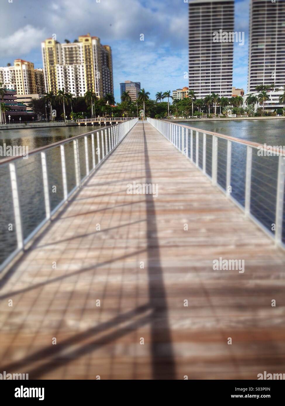 Boardwalk to city waterfront Stock Photo - Alamy