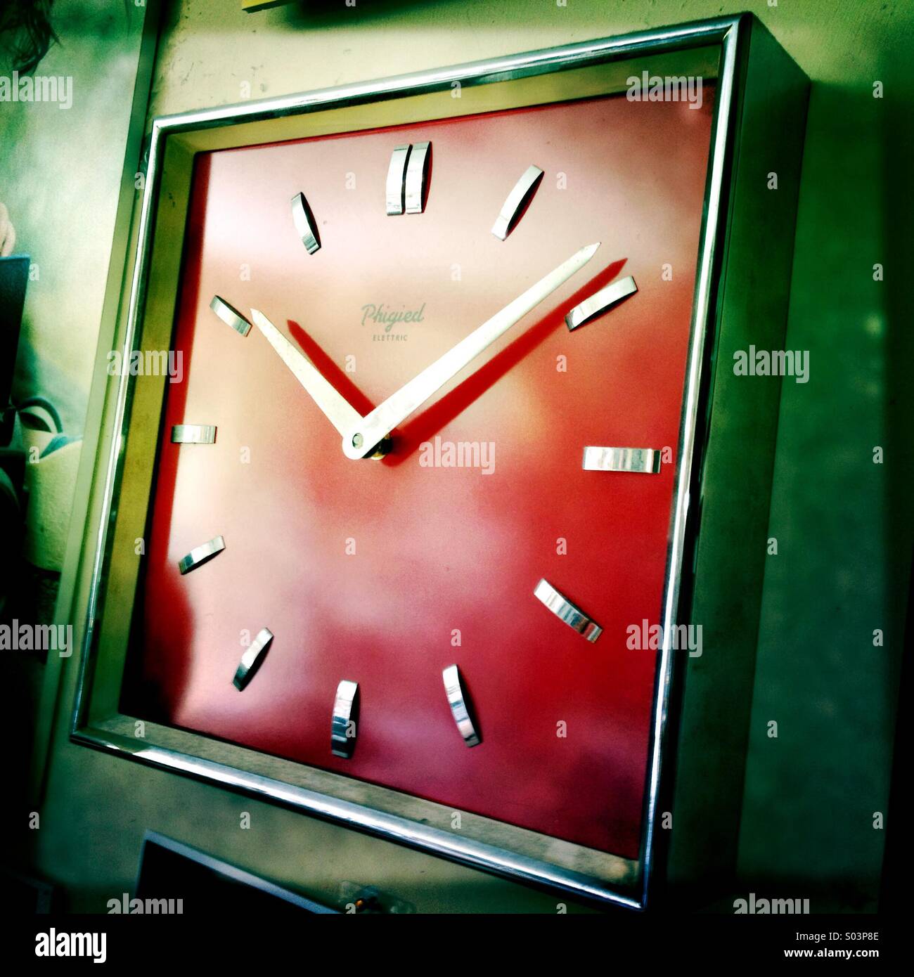 A red dial Vintage 60's clock set at 10.10 Stock Photo - Alamy