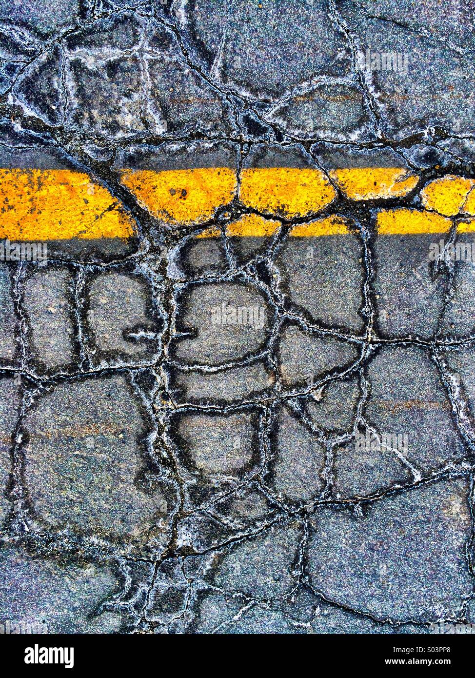 Broken yellow line hi-res stock photography and images - Alamy