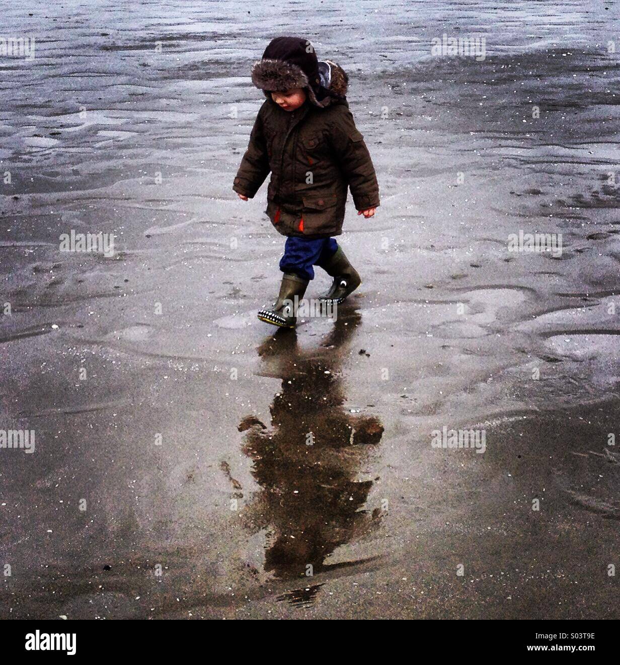 Wet sand reflection hi-res stock photography and images - Alamy