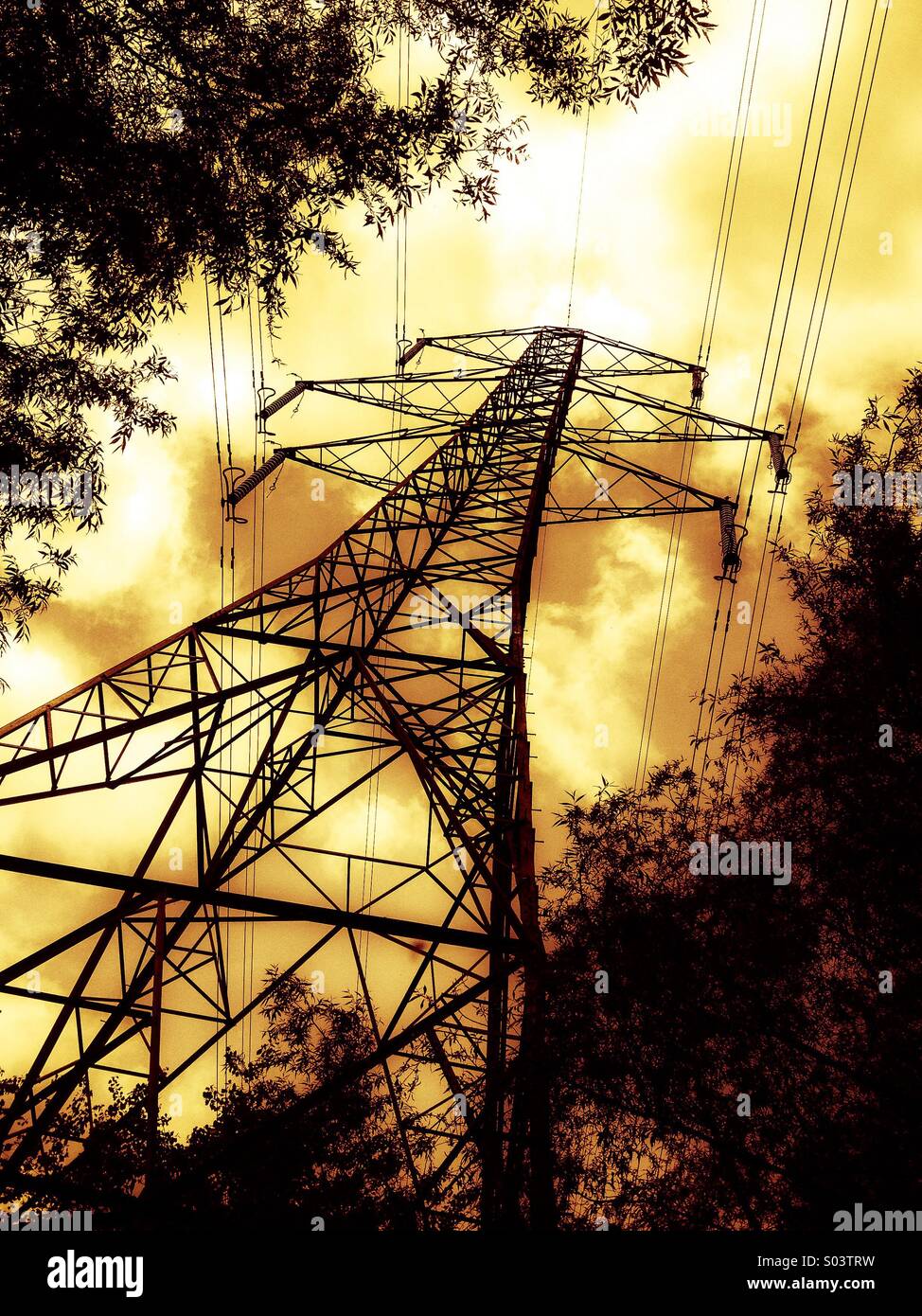 Metal electricity pylon hi-res stock photography and images - Alamy