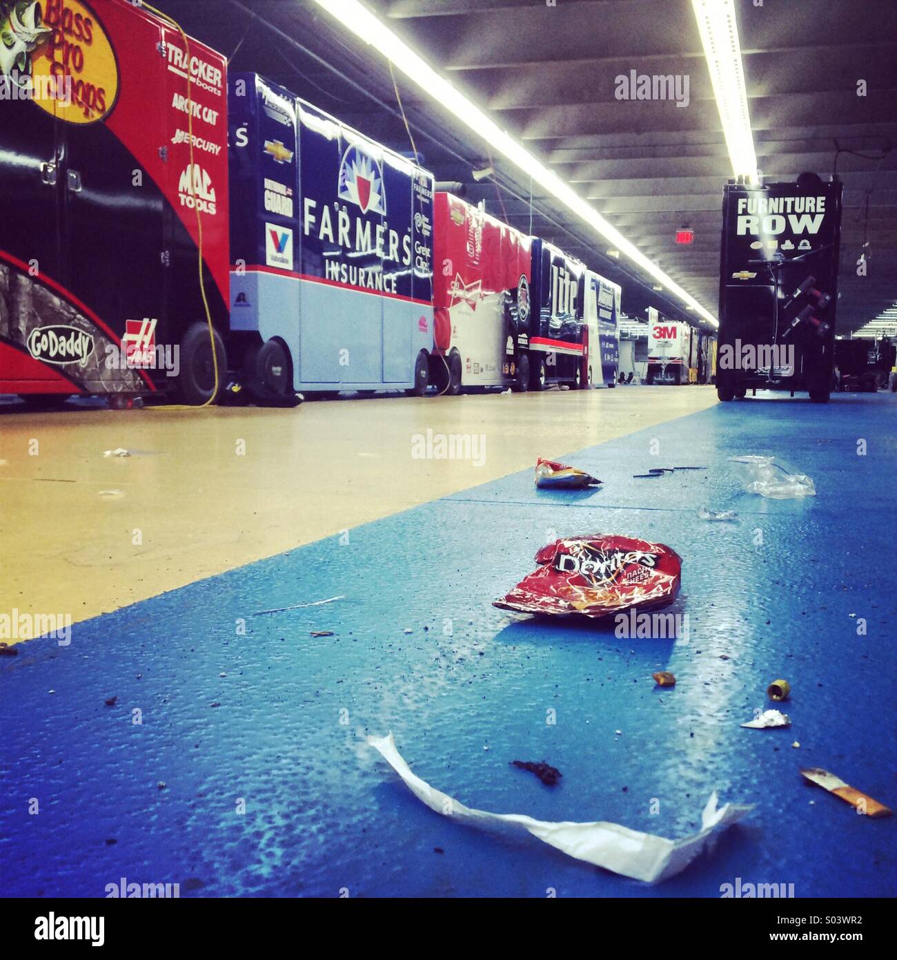 Empty pit garage hi-res stock photography and images - Alamy