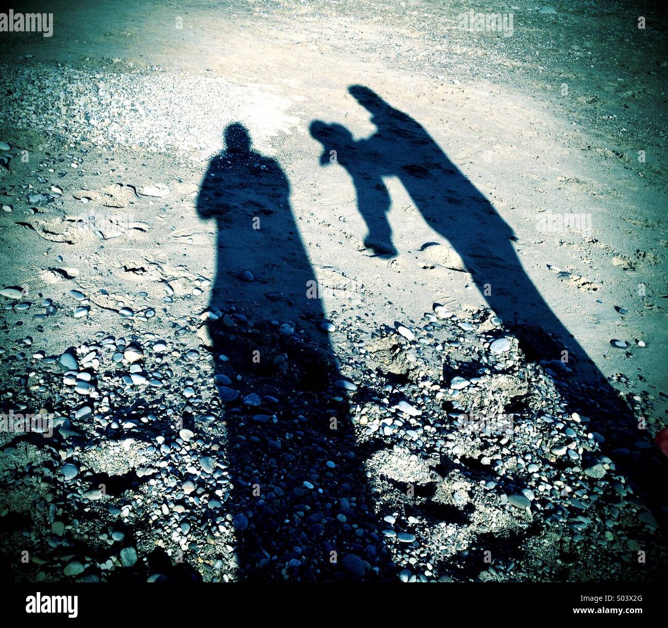 Family shadow beach hi-res stock photography and images - Alamy