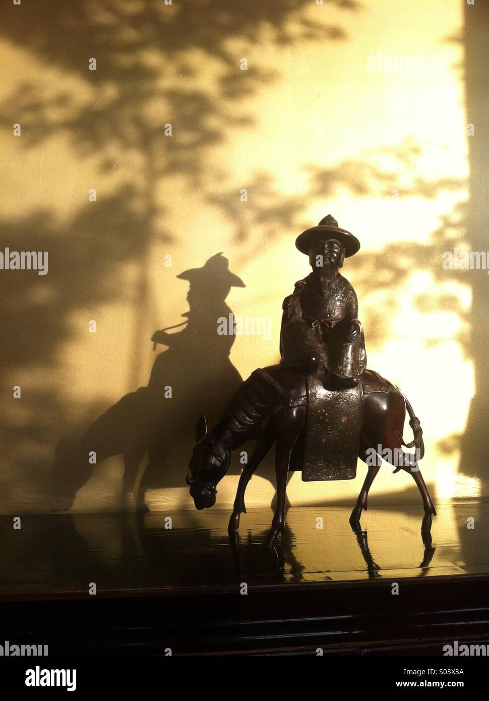 Antique chinese statue shades silhouette bronze Stock Photo - Alamy