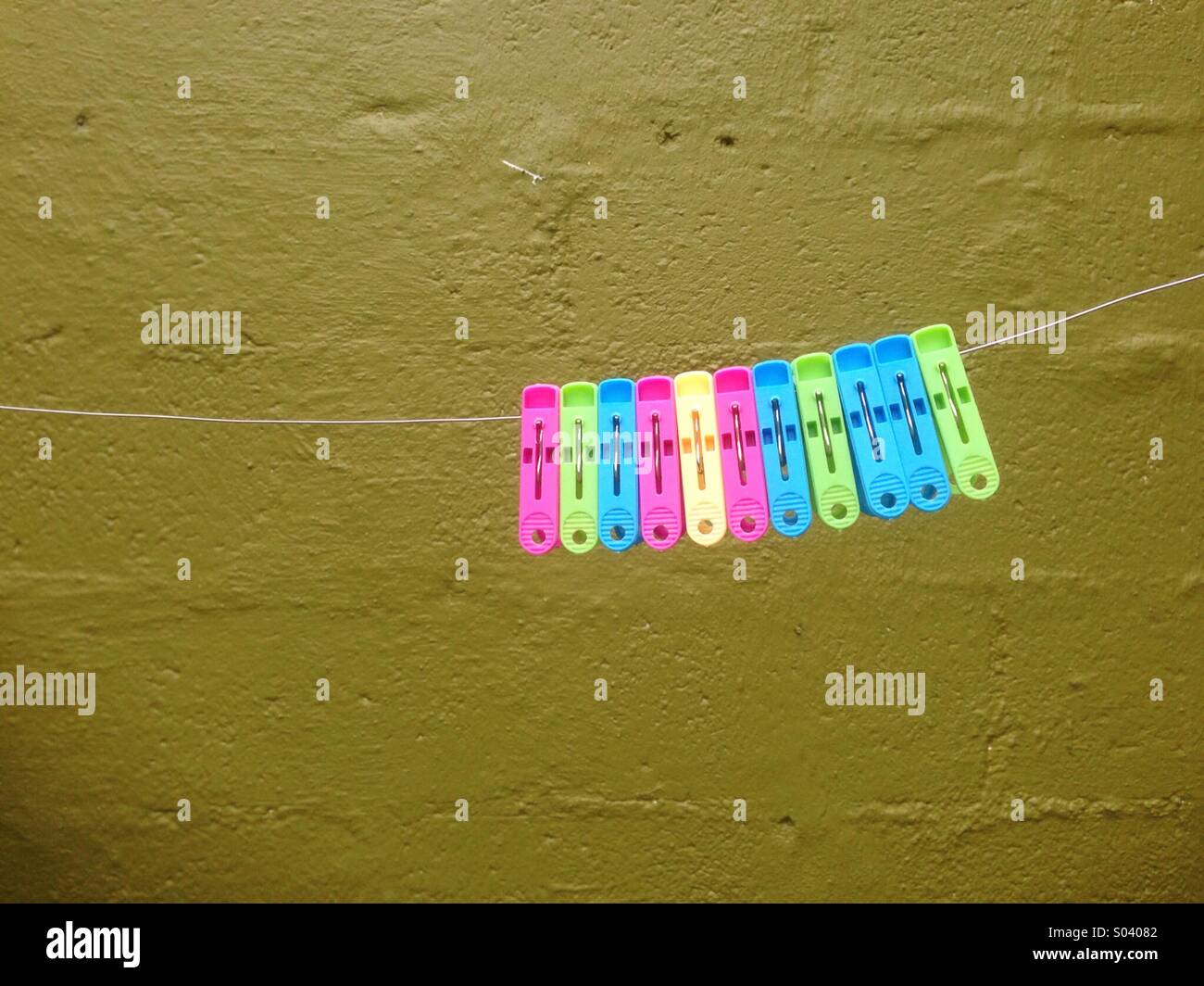 Clothes line and clothes pins Stock Photo - Alamy