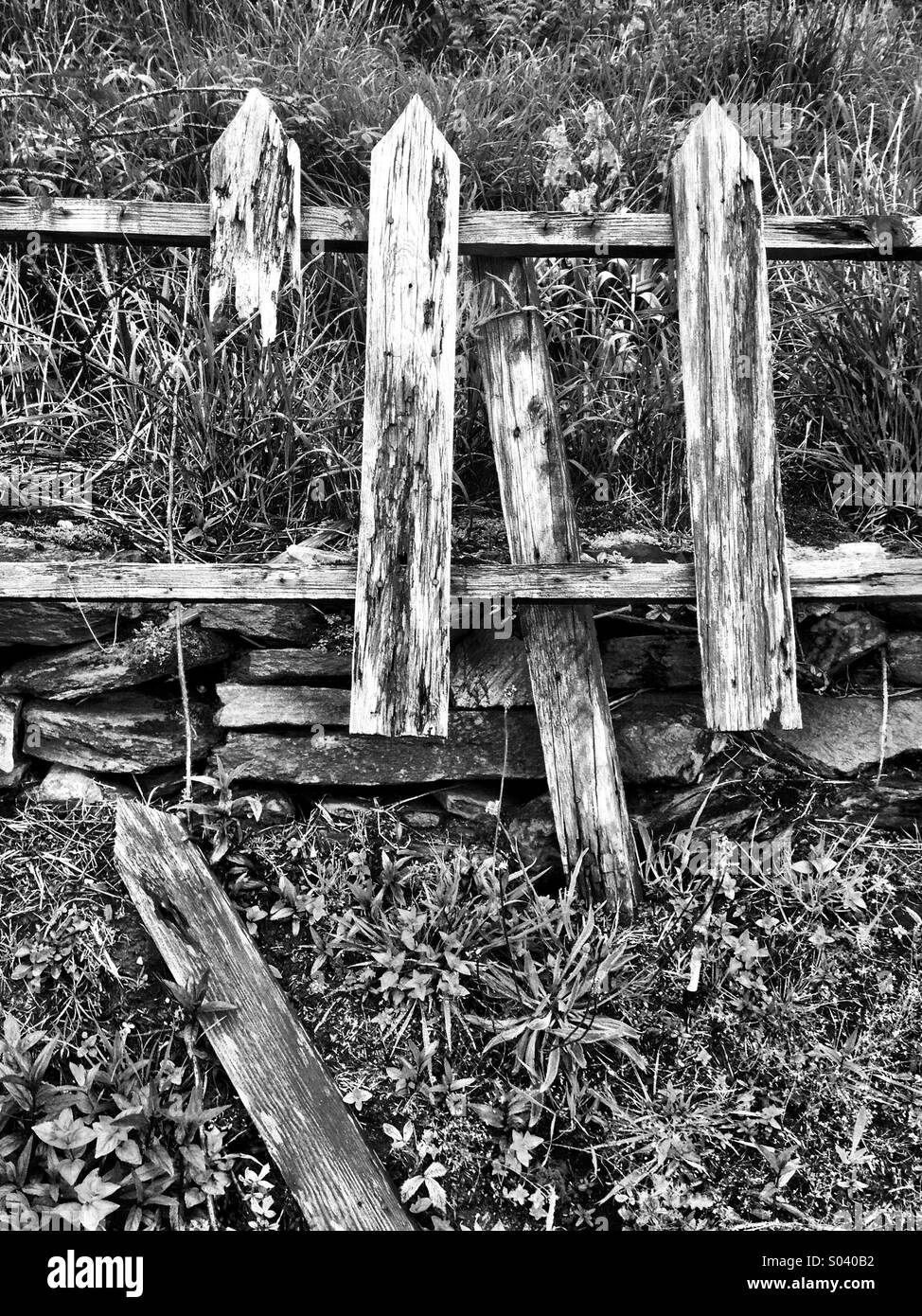 Broken fence hi-res stock photography and images - Alamy