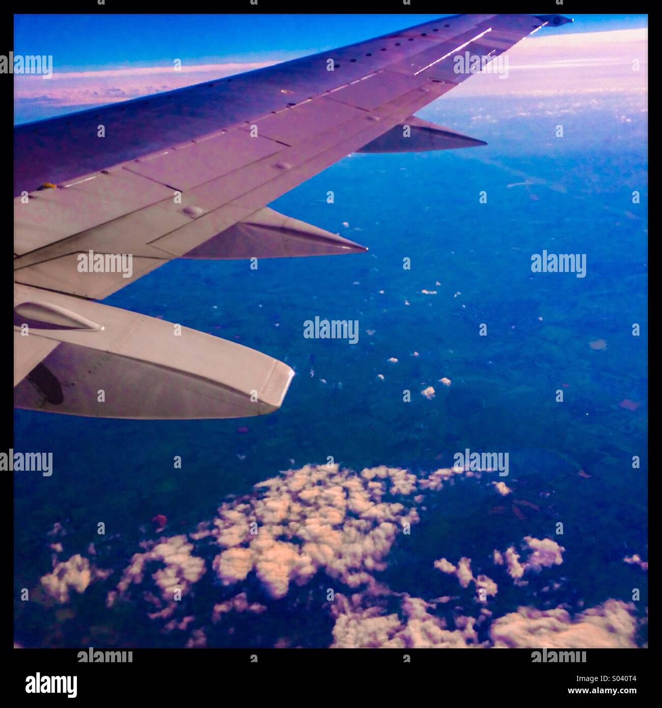 Plane wing in flight Stock Photo - Alamy
