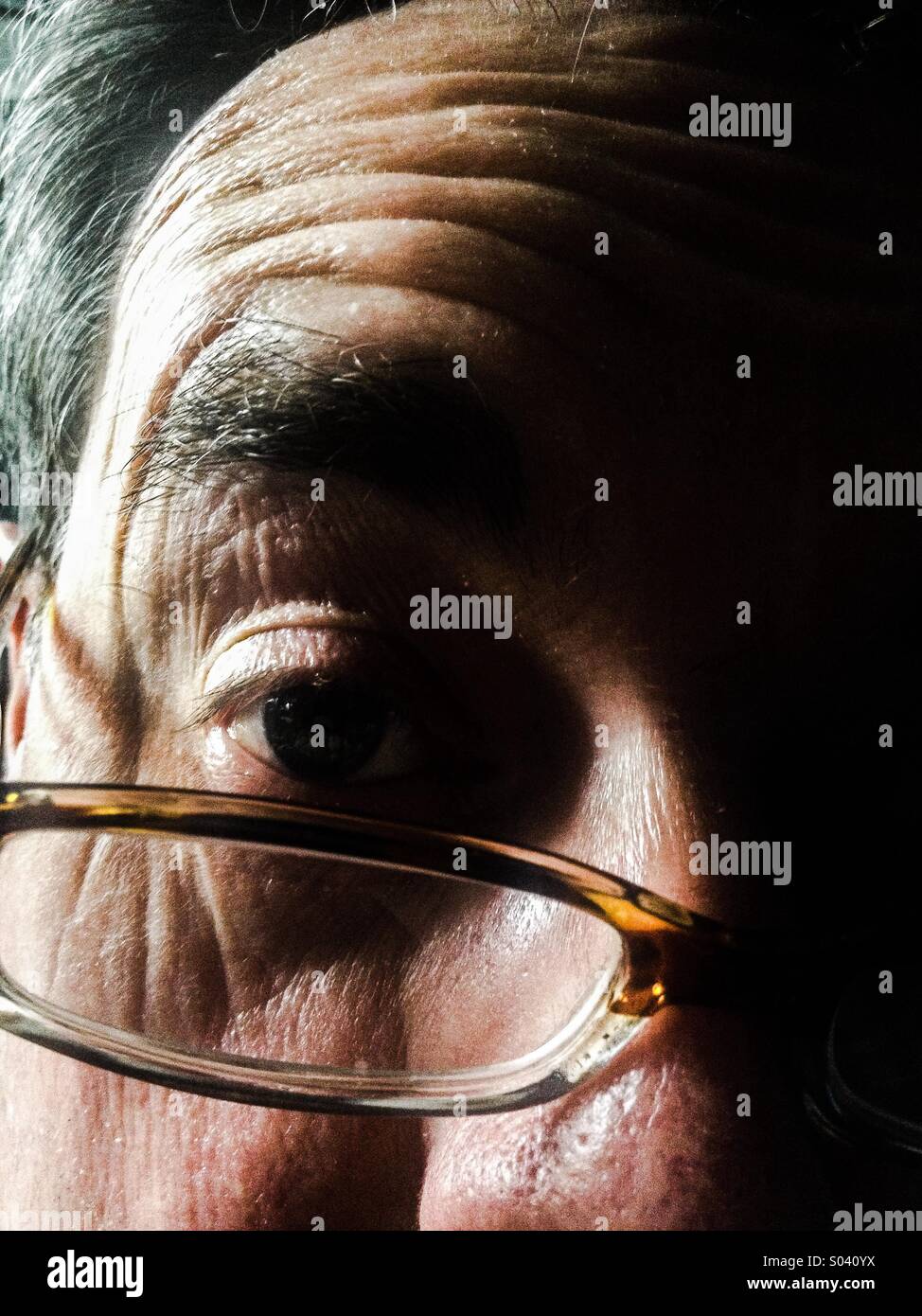 Peering face hi-res stock photography and images - Alamy