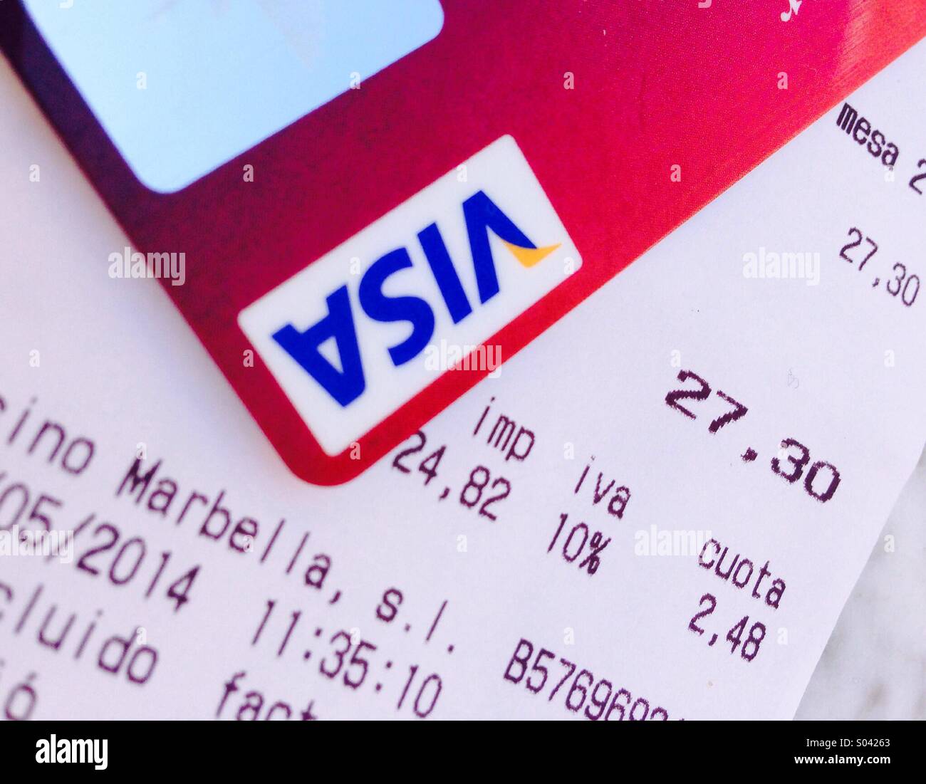 Credit card and bill Stock Photo - Alamy