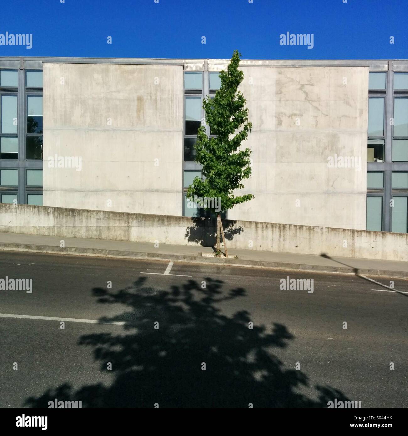 Modern concrete building hi-res stock photography and images - Alamy