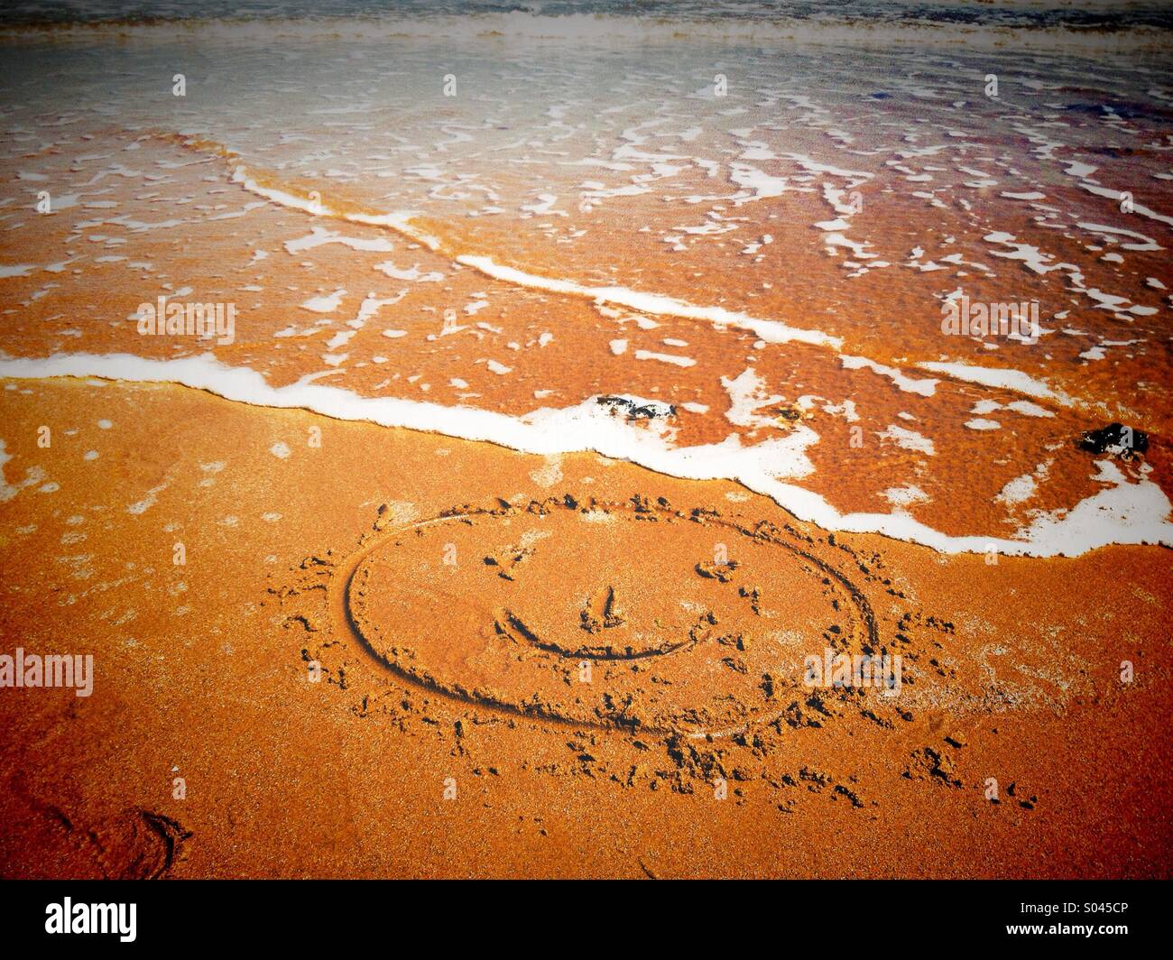 Smiley face in sand hi-res stock photography and images - Alamy