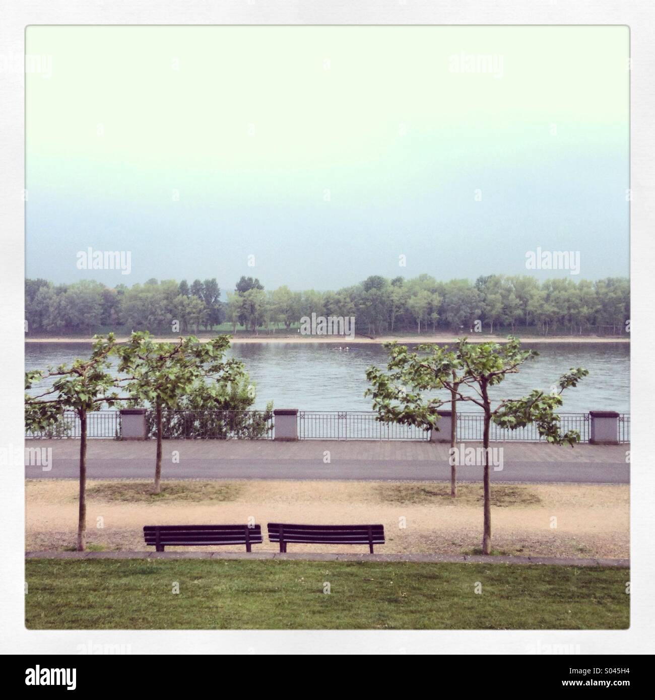 Park bench riverside view hi-res stock photography and images - Alamy