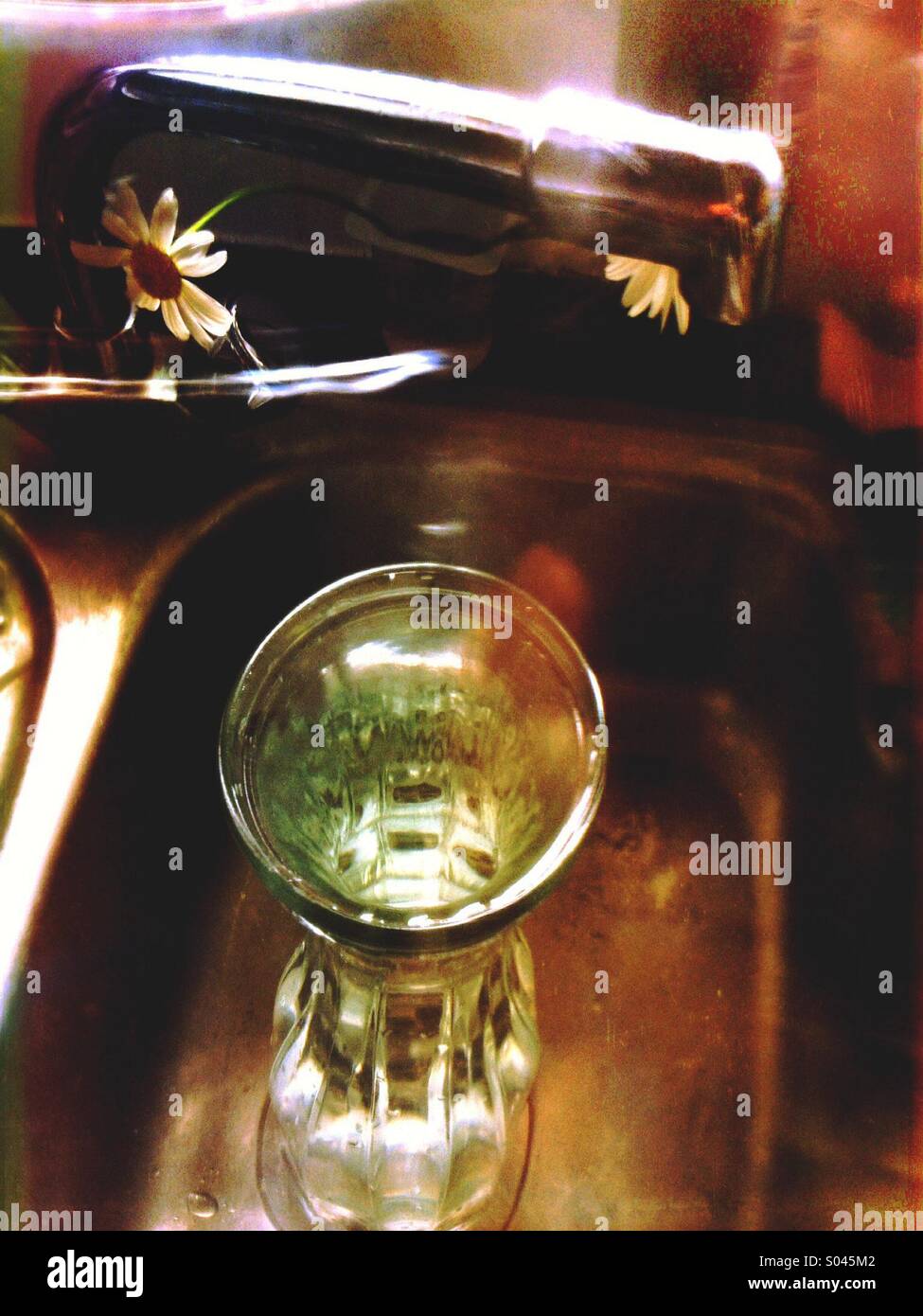 Vase of glass in the kitchen sink Stock Photo - Alamy