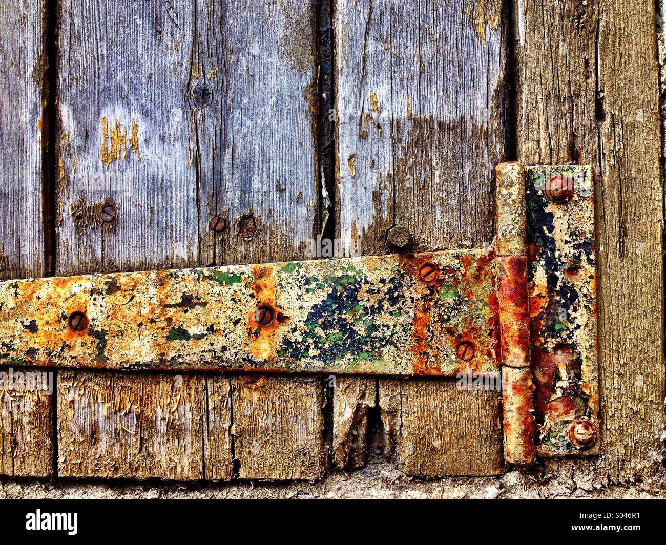 Rusty old door hinge Stock Photo - Alamy