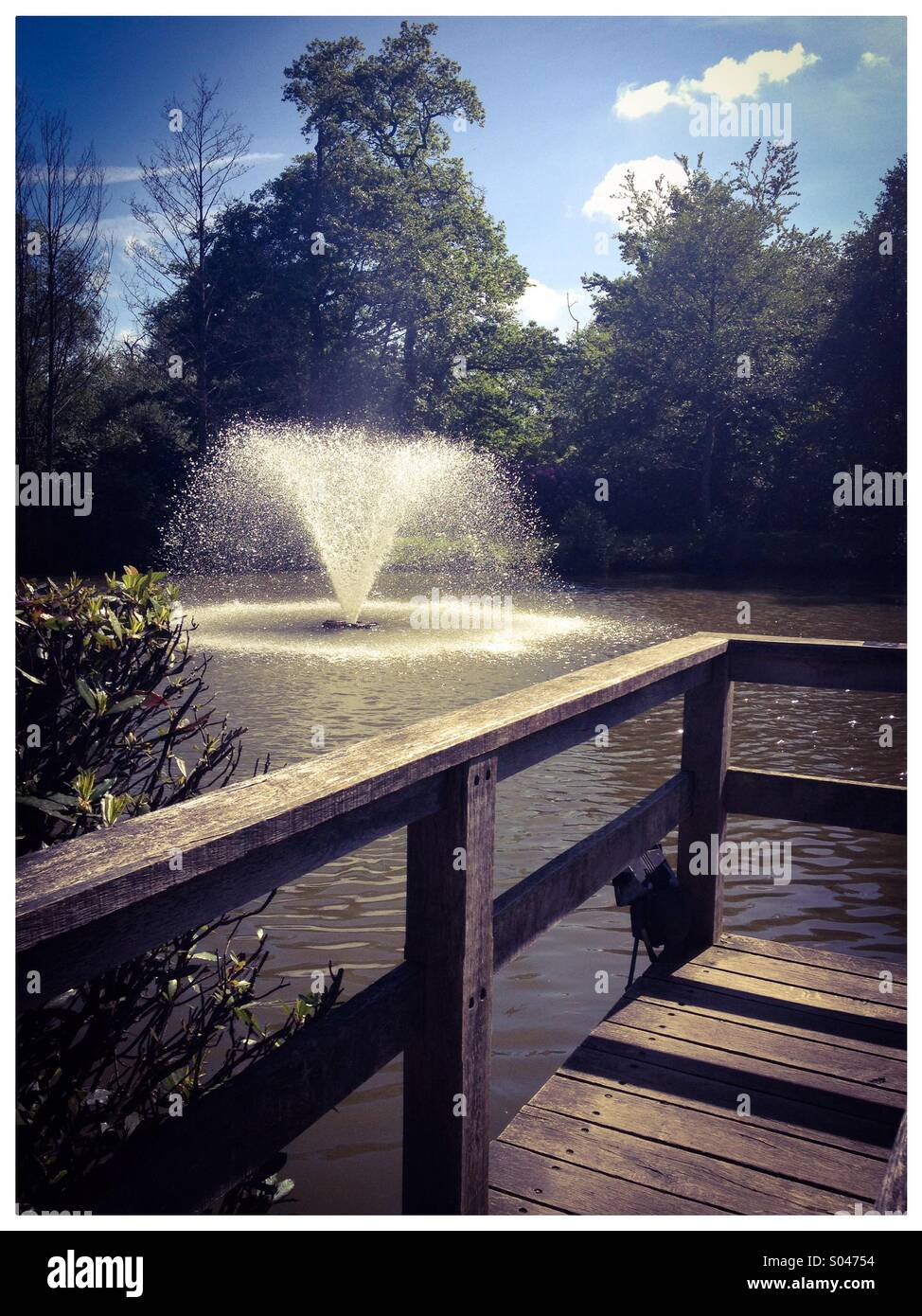 Fountain in lake hi-res stock photography and images - Alamy