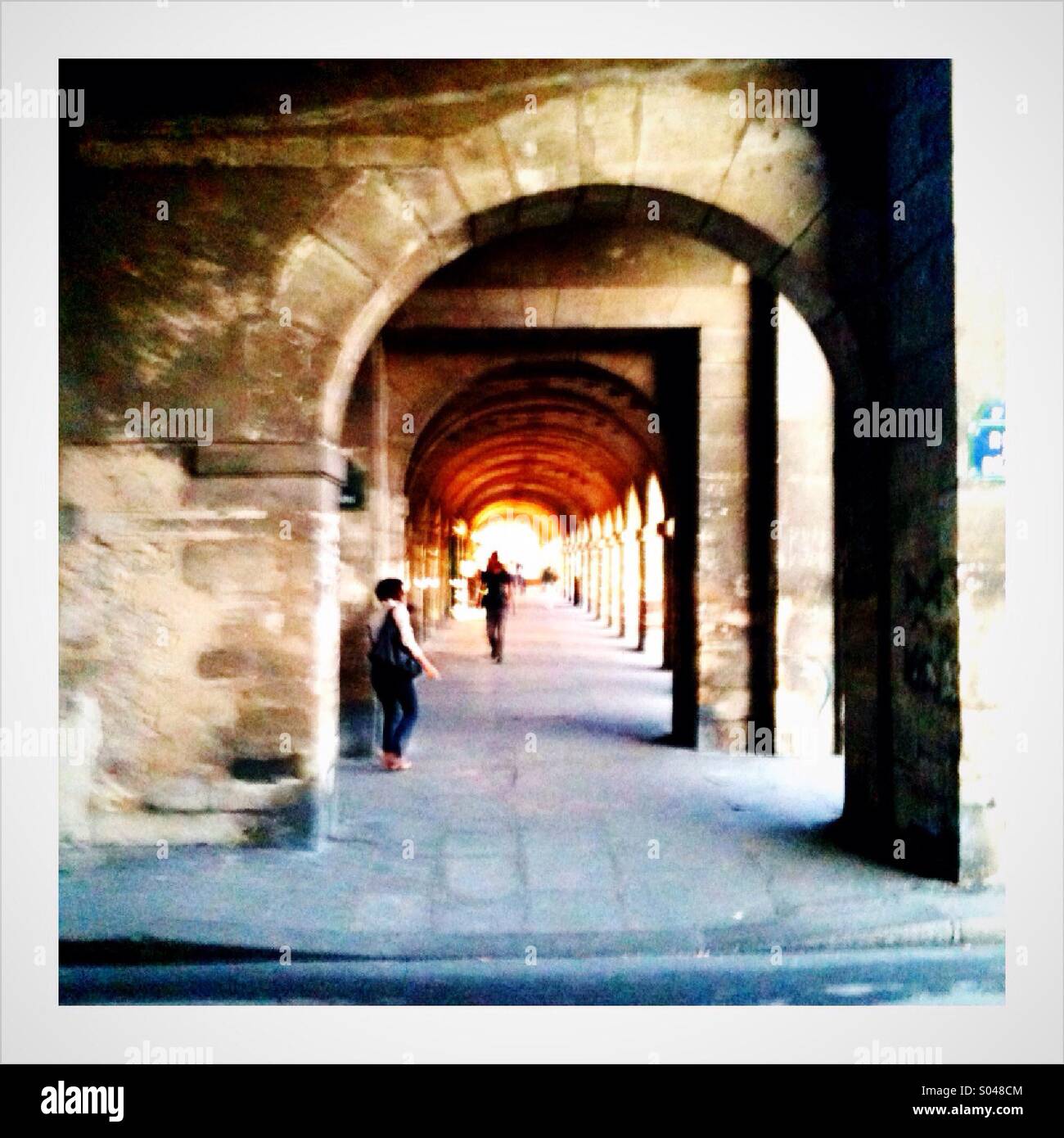 People passing under arch hi-res stock photography and images - Alamy