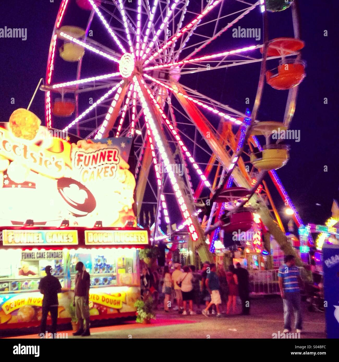 Funnel cakes at carnival hi-res stock photography and images - Alamy
