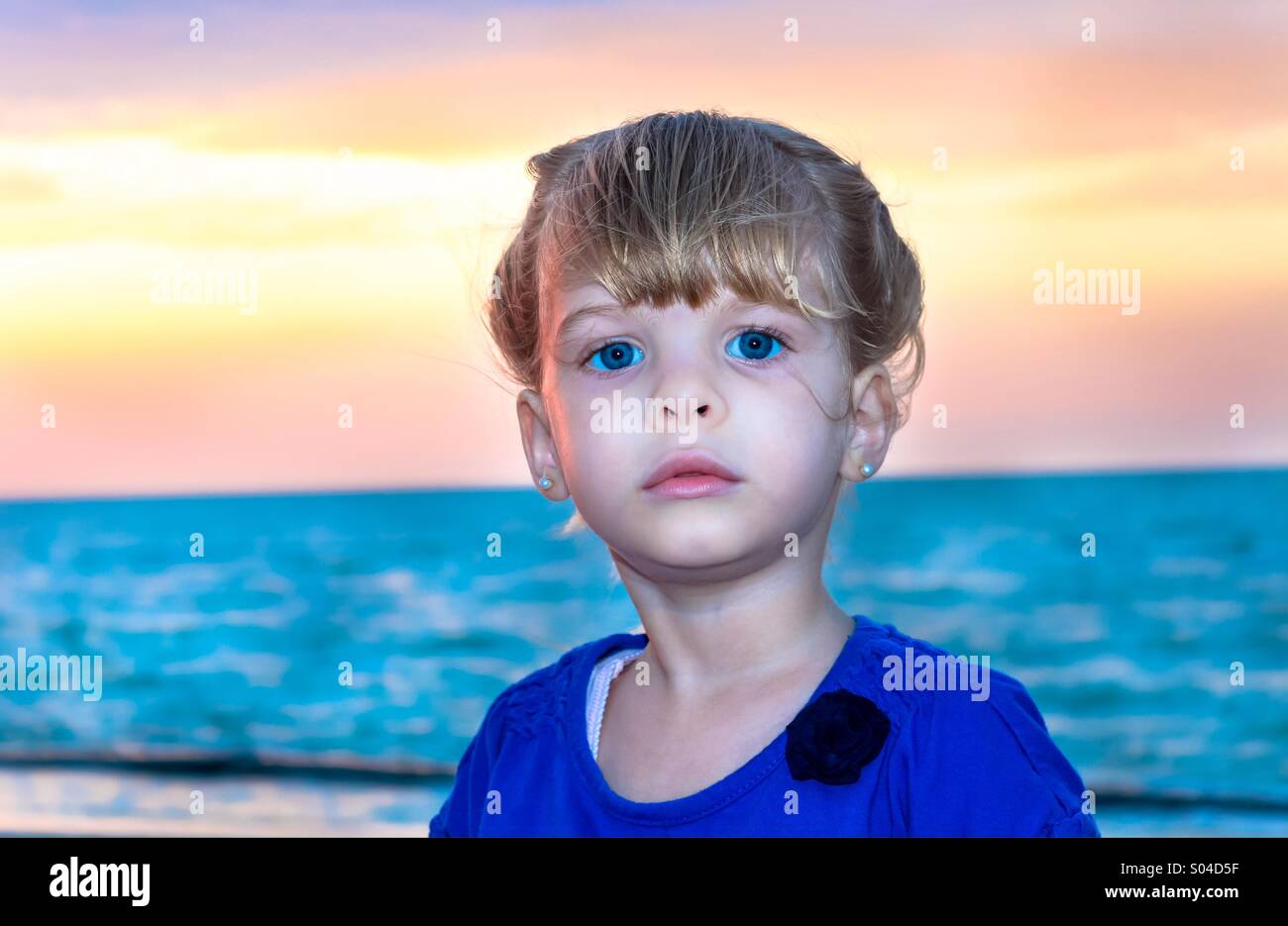 Child looking at the camera hi-res stock photography and images - Alamy