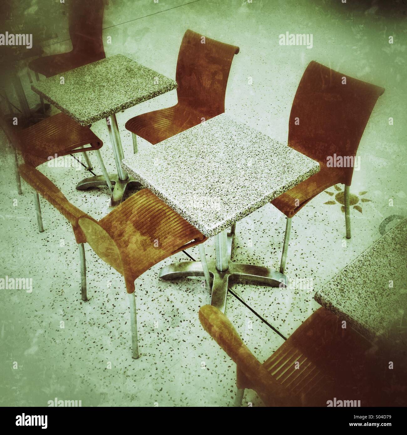 Empty table and chairs Stock Photo - Alamy