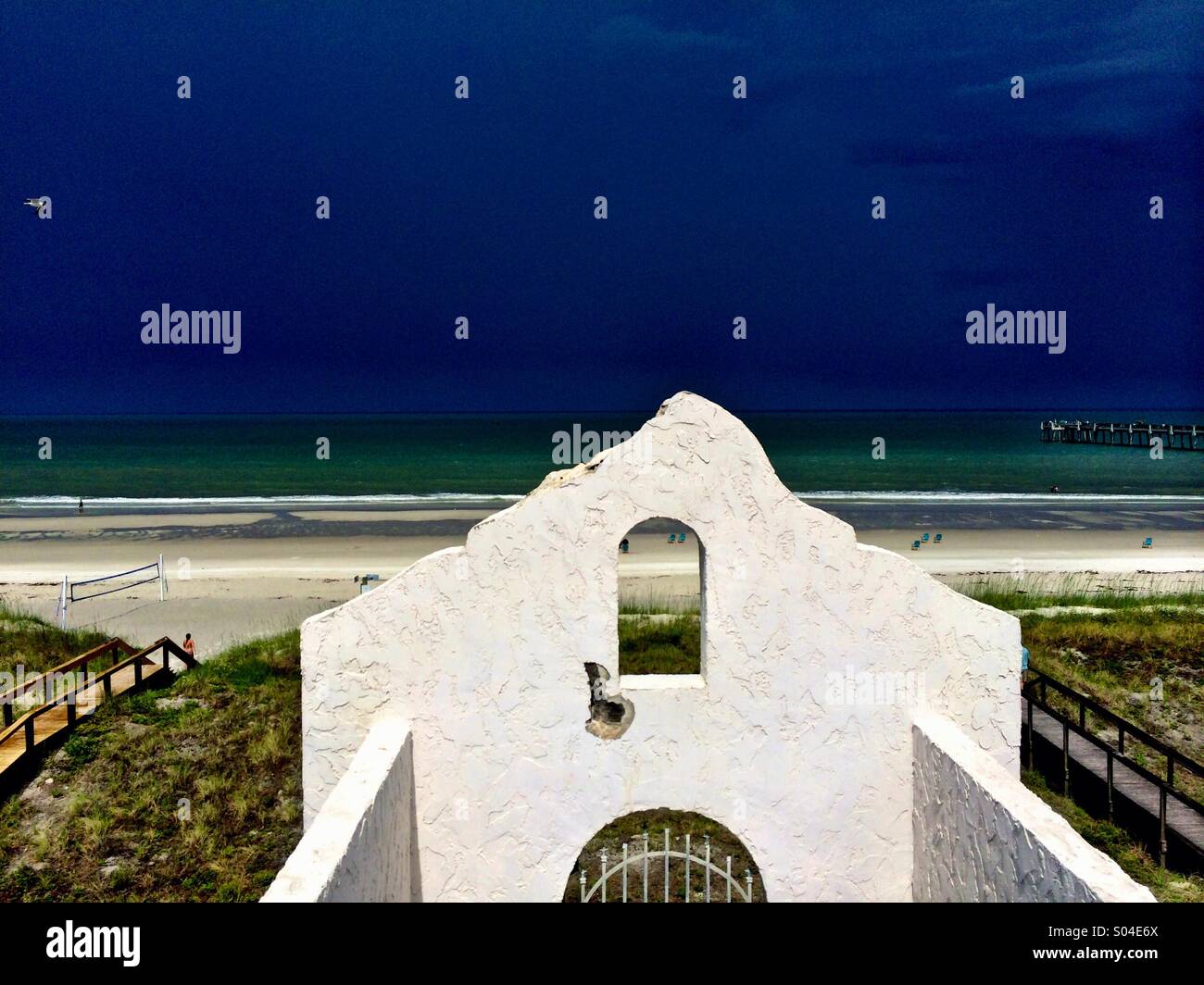 Building on ocean hi-res stock photography and images - Alamy