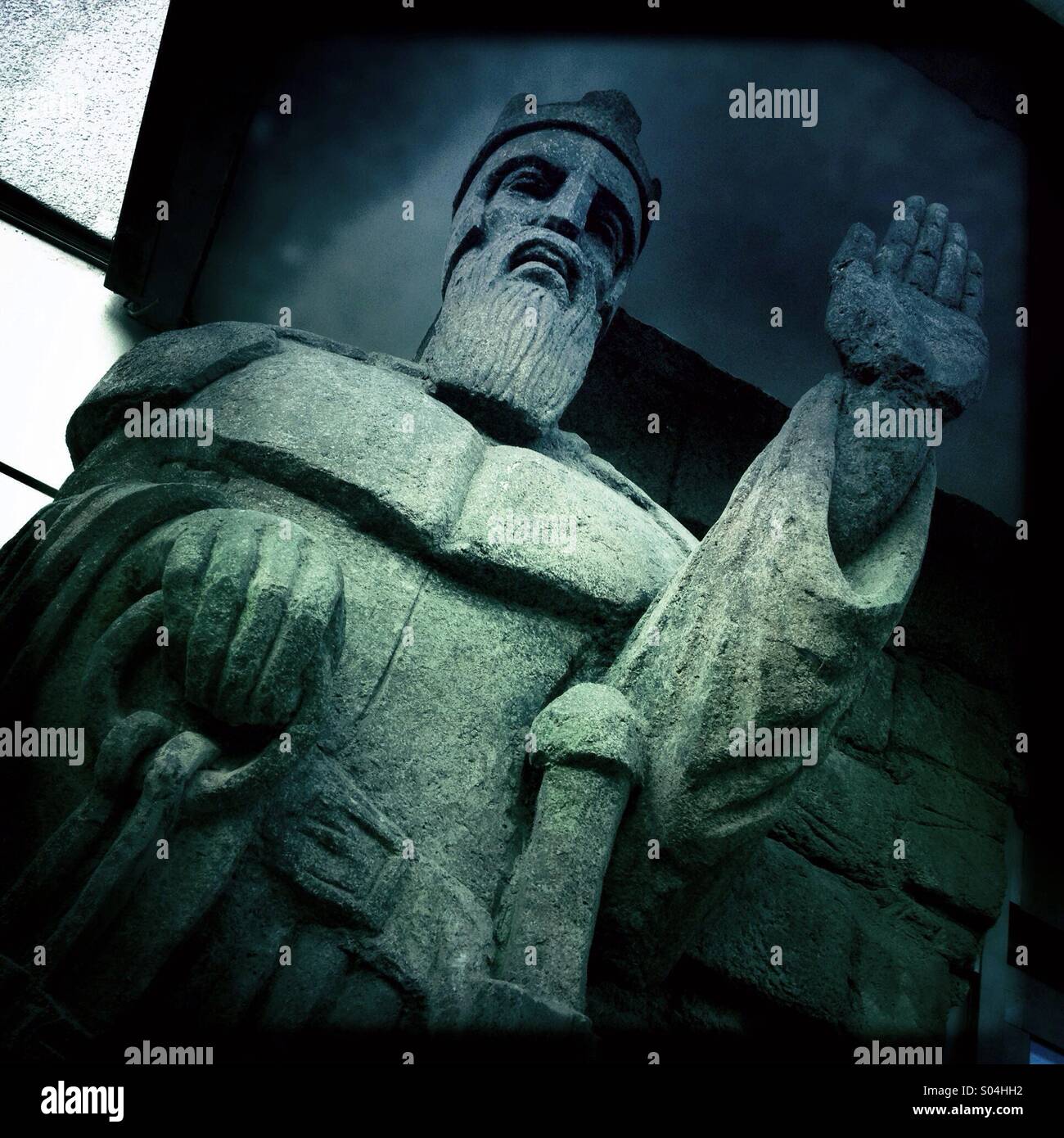 King crown throne hi-res stock photography and images - Alamy