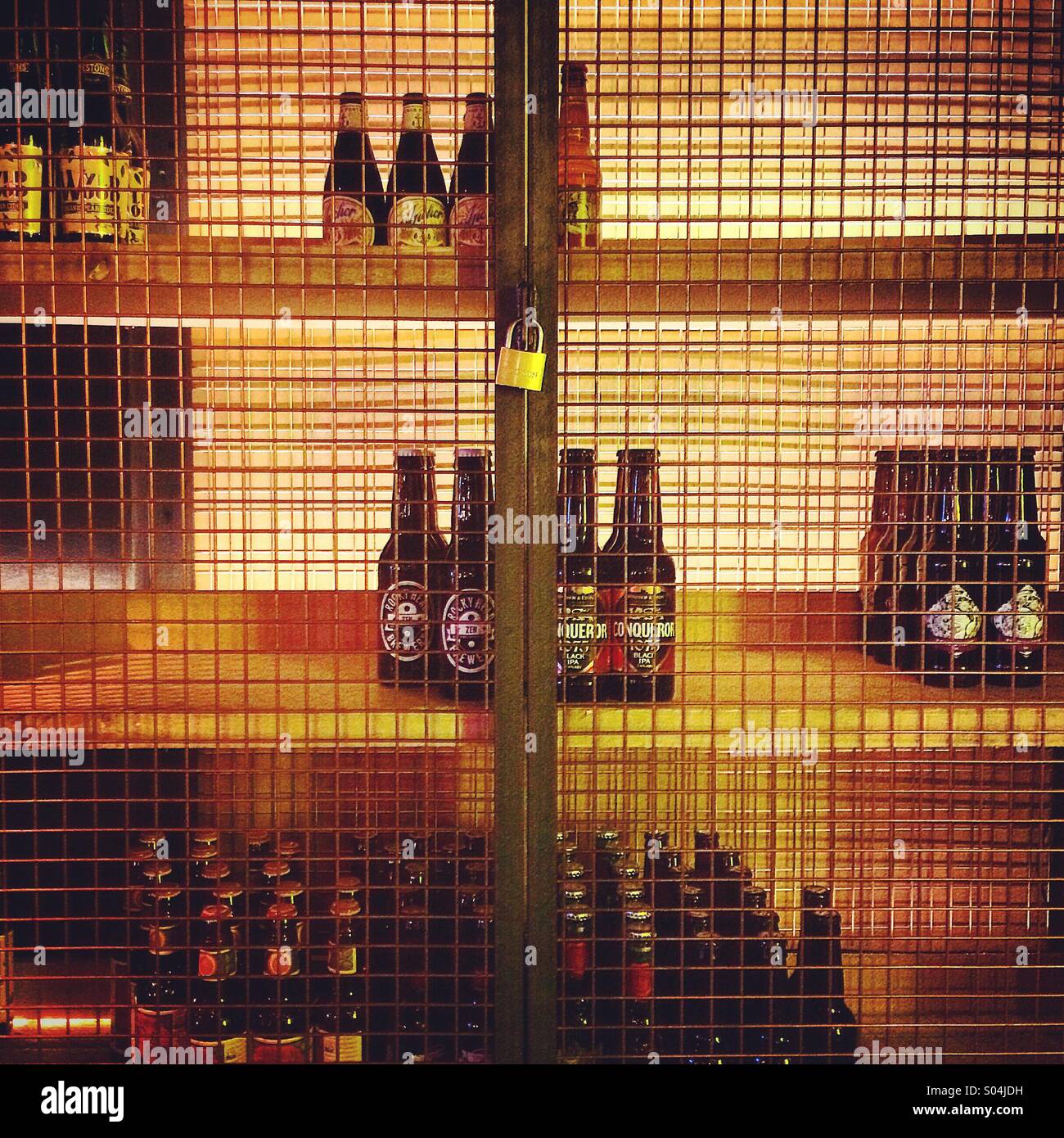 Cage craft hi-res stock photography and images - Alamy