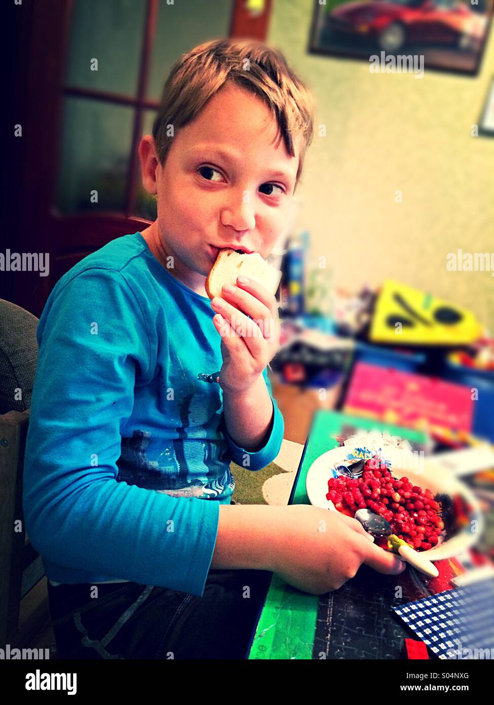 Boy eating berries Stock Photo - Alamy