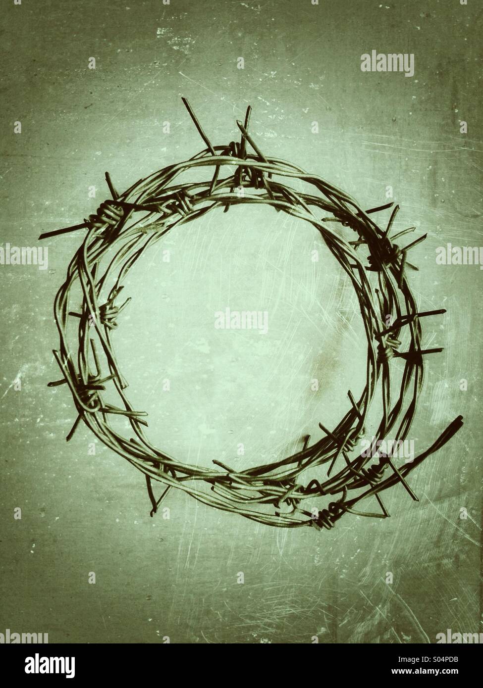 Ring of barbed wire with grunge effect applied Stock Photo - Alamy