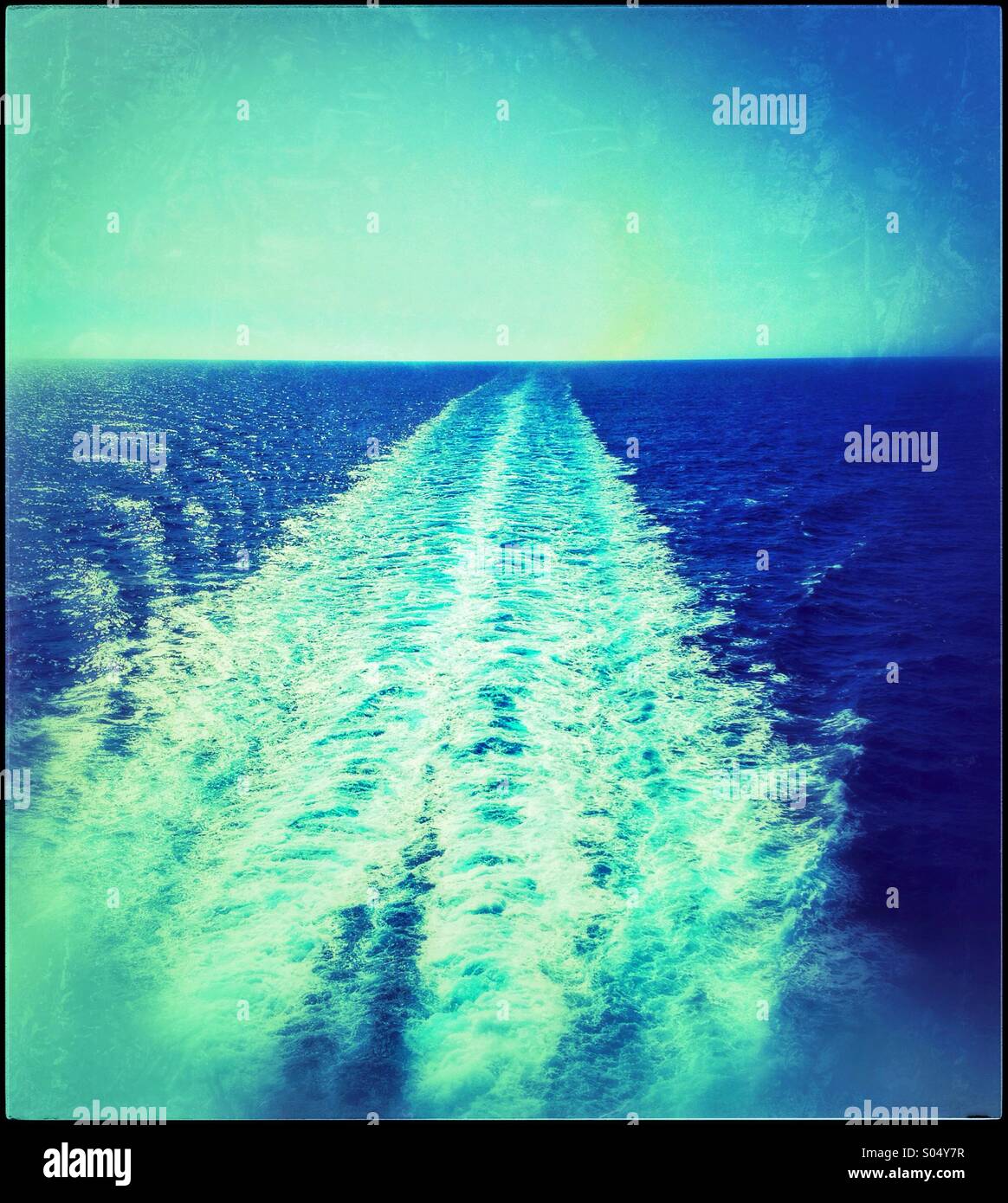 Wake to horizon hi-res stock photography and images - Alamy