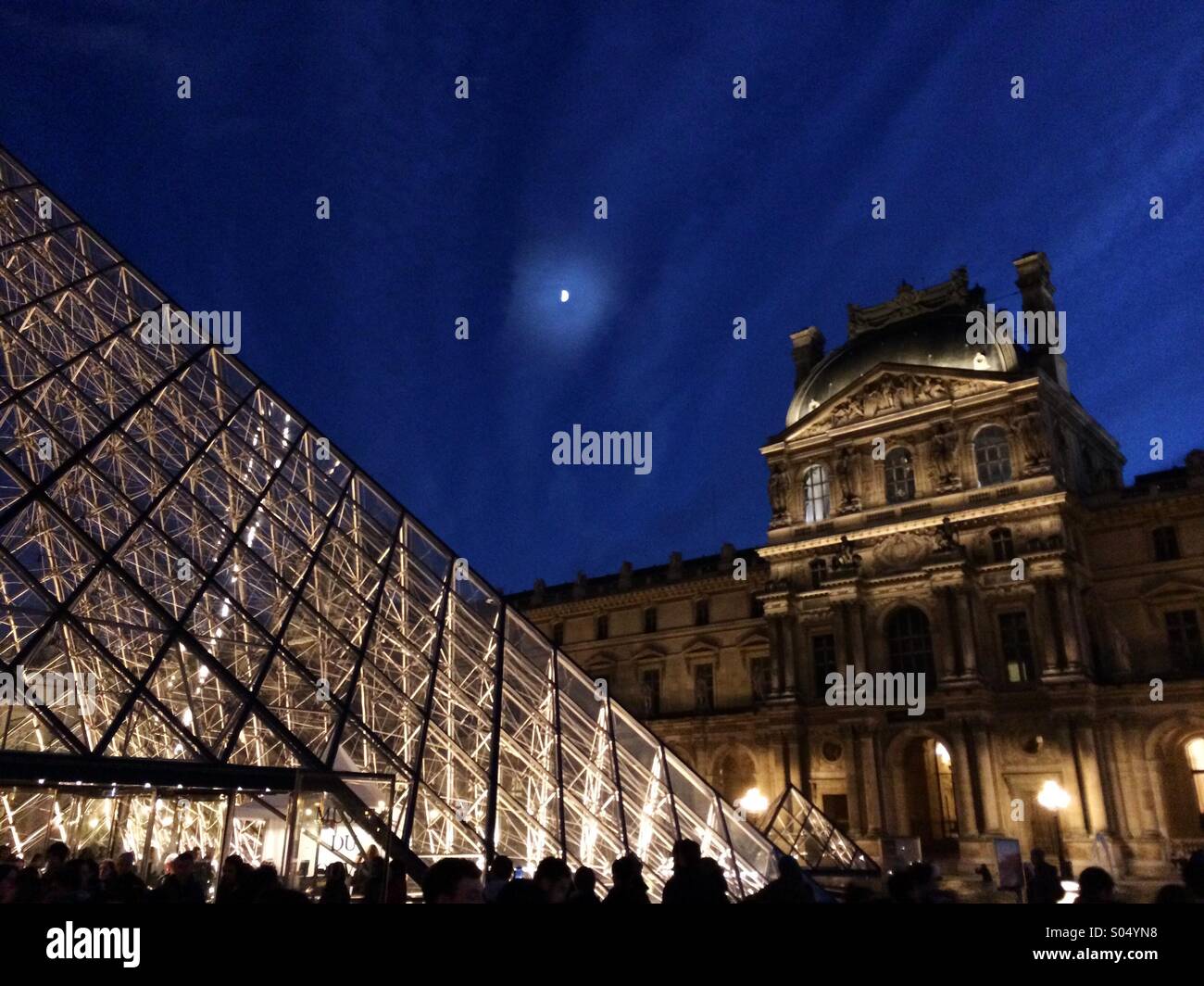 Louvre blue sky hi-res stock photography and images - Alamy